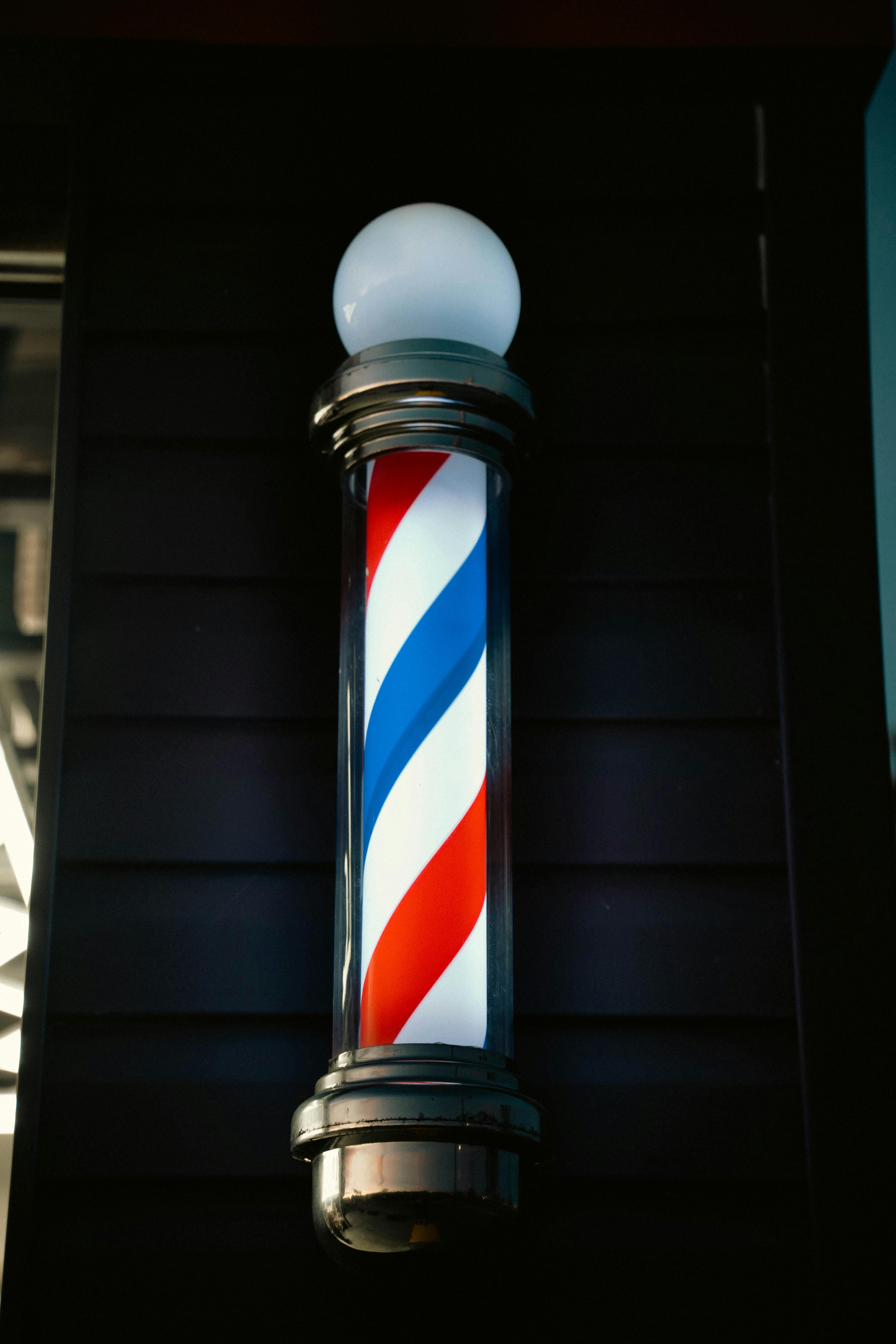 Tiang Pangkas Rambut Klasik Dengan Garis Garis Merah, Putih, Dan Biru ...