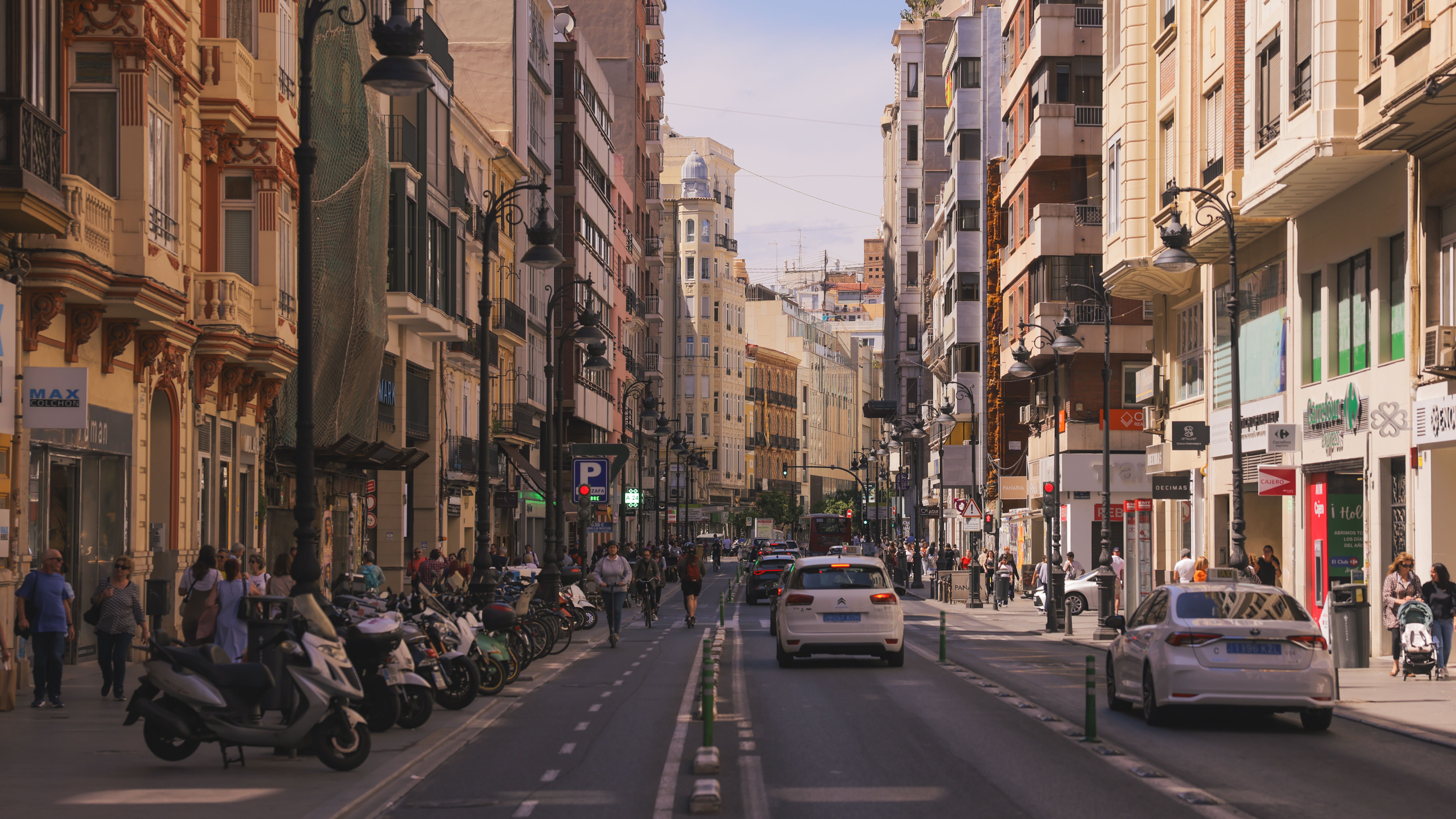 Bustling Valencia Street Scene with Architecture · Free Stock Photo