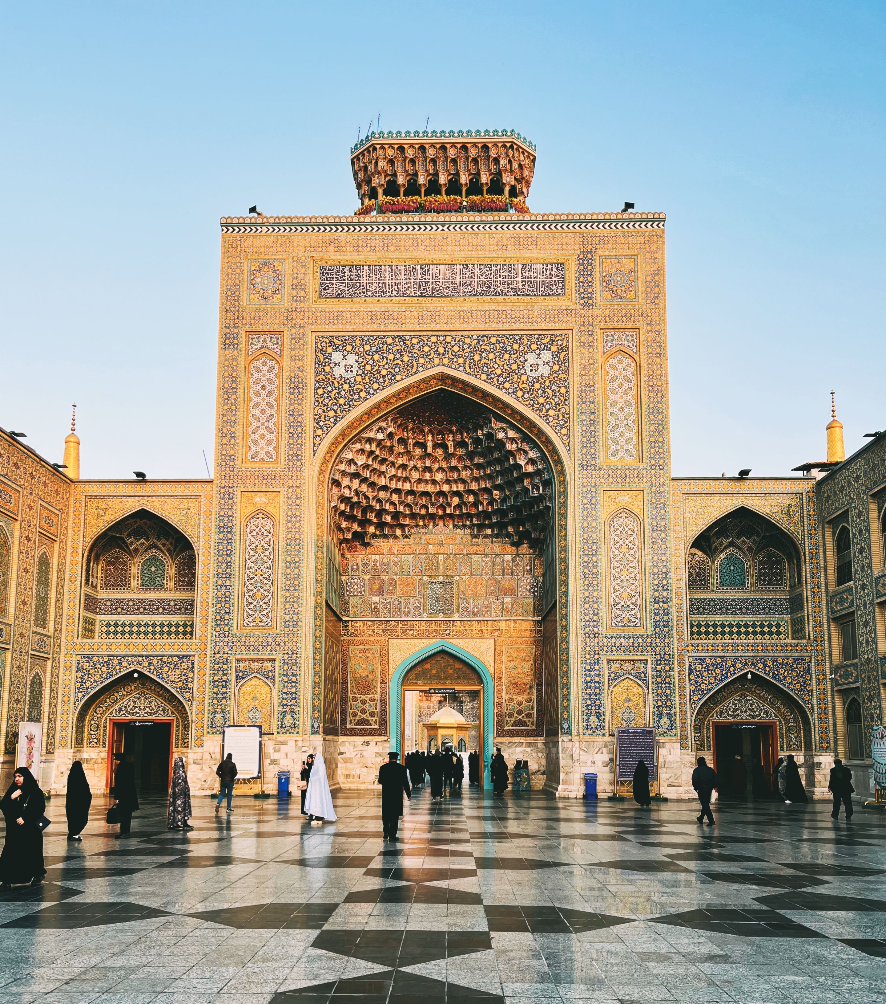 L'architecture Impressionnante Du Sanctuaire De L'imam Reza · Photo ...