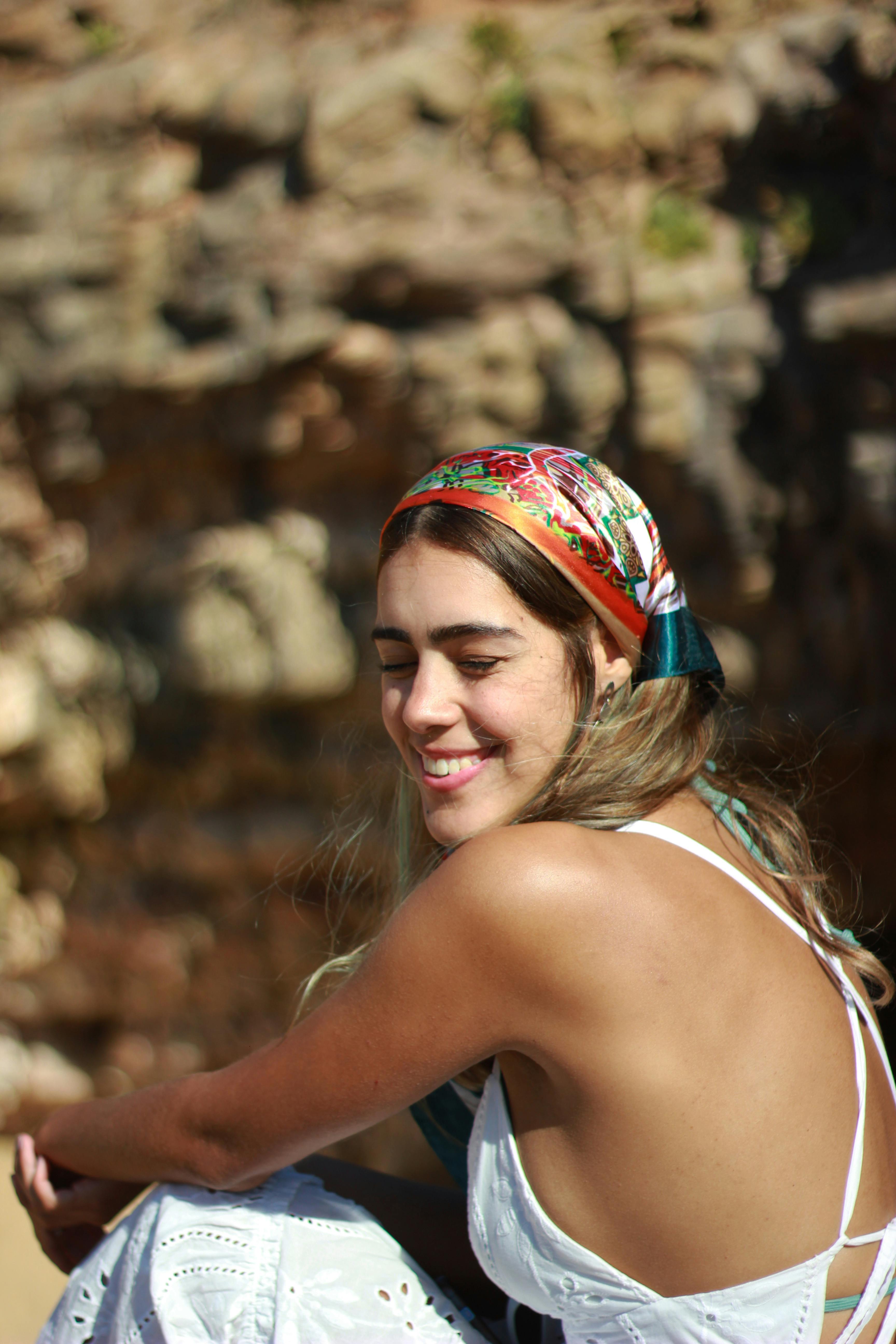 Une Femme Souriante Profite D'une Journée Ensoleillée Sur La Plage De ...