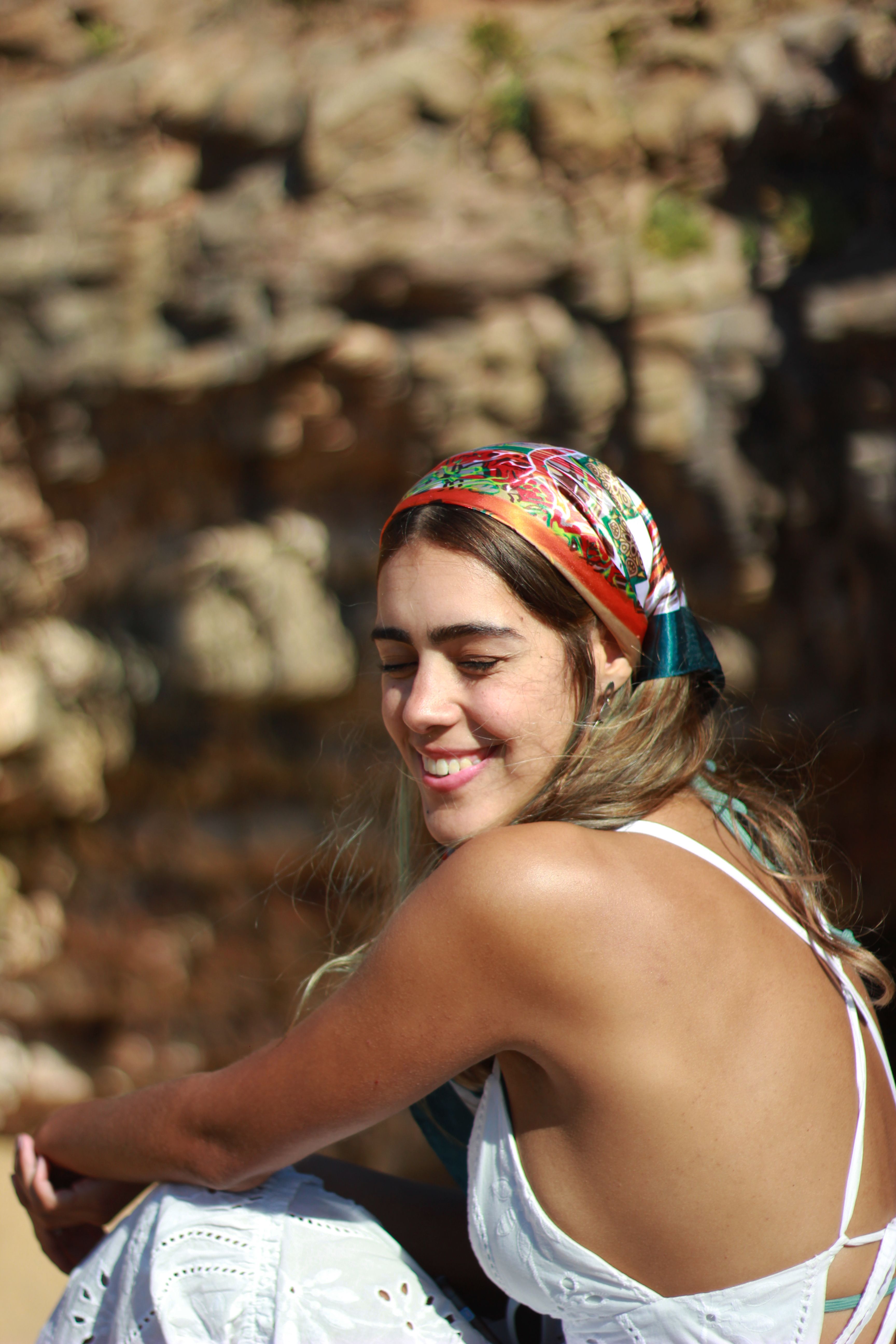 Une Femme Souriante Profite D'une Journée Ensoleillée Sur La Plage De ...