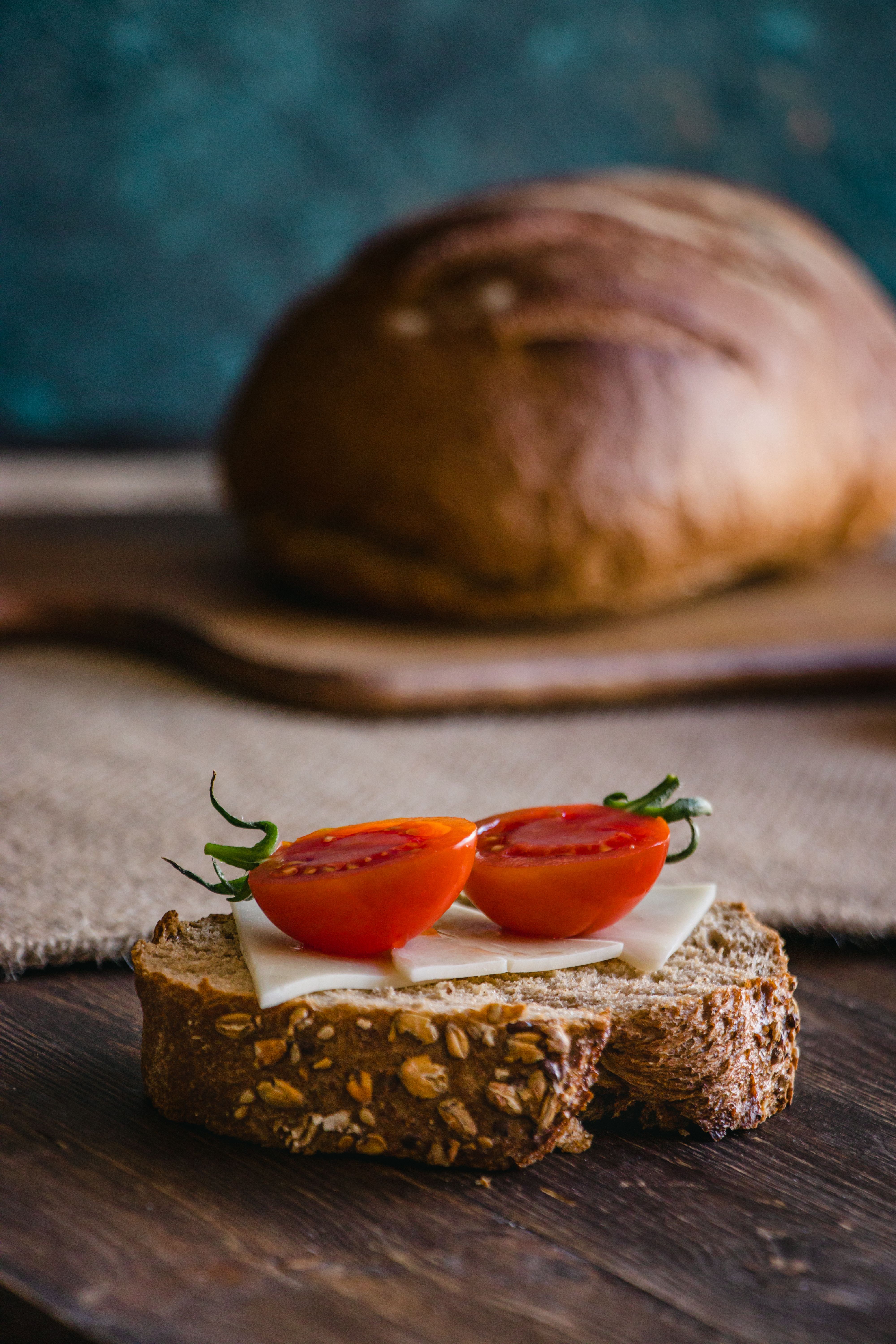 Pain Rustique Aux Grains Entiers Avec Fromage Et Tomates · Photo gratuite