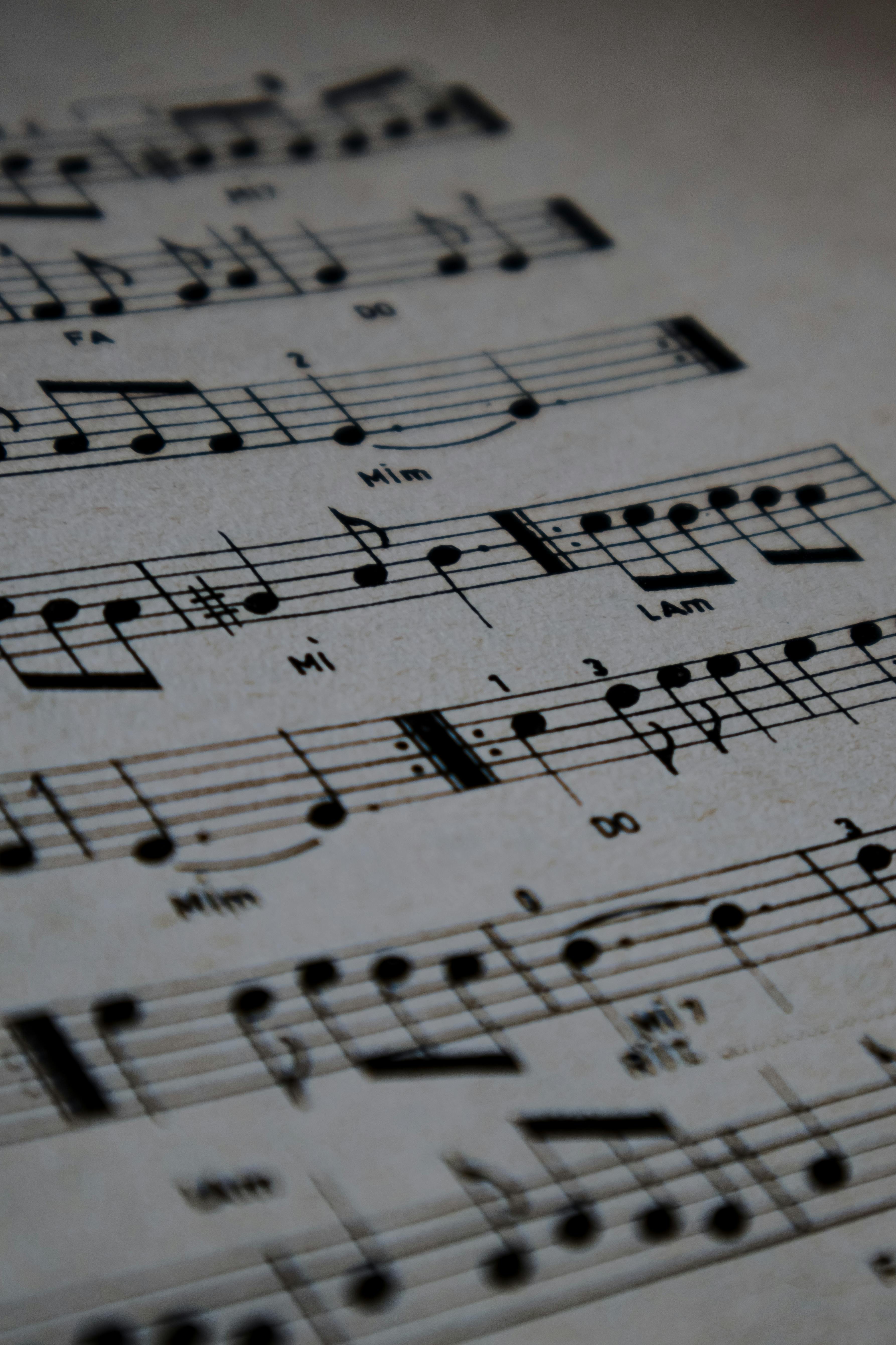 Primer Plano De Una Partitura Con Notas Musicales · Foto de stock gratuita