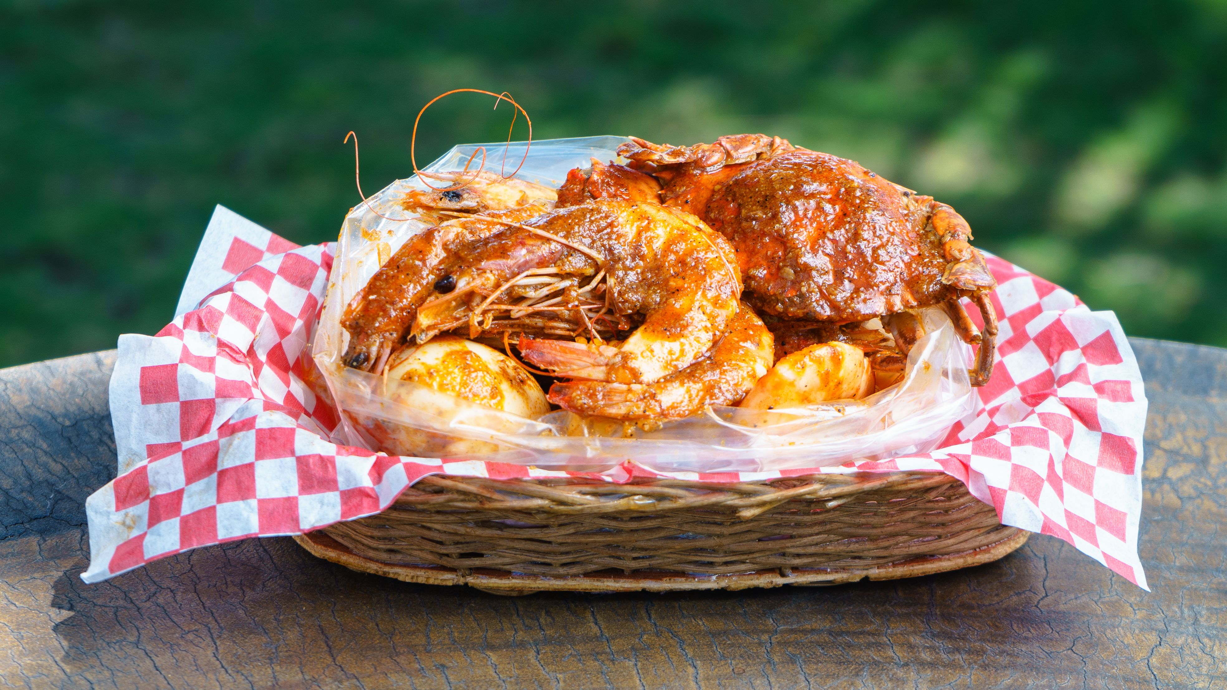Delicious Seafood Basket with Shrimp and Crab · Free Stock Photo