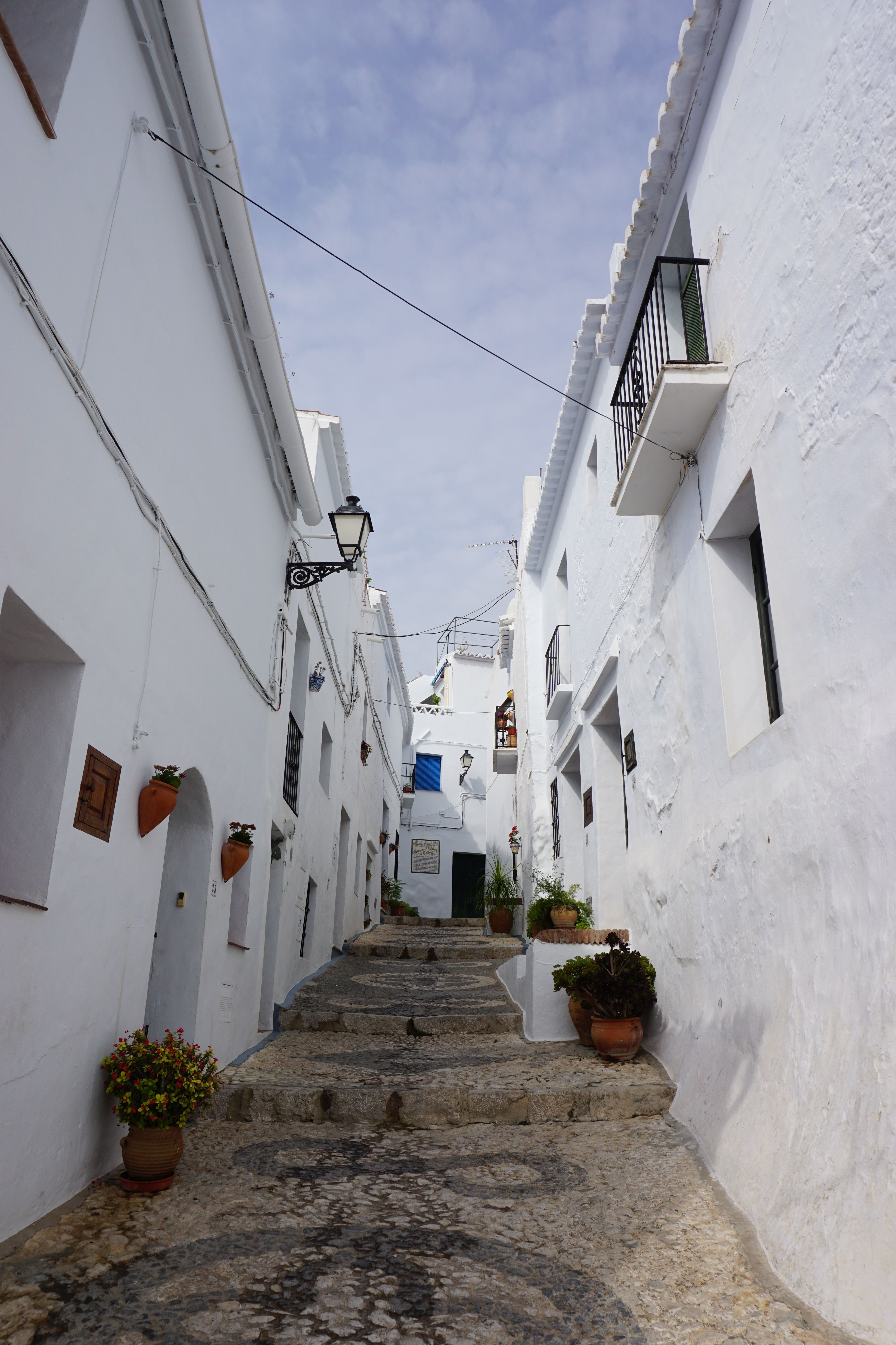 Scenic White Alley in Spanish Village · Free Stock Photo