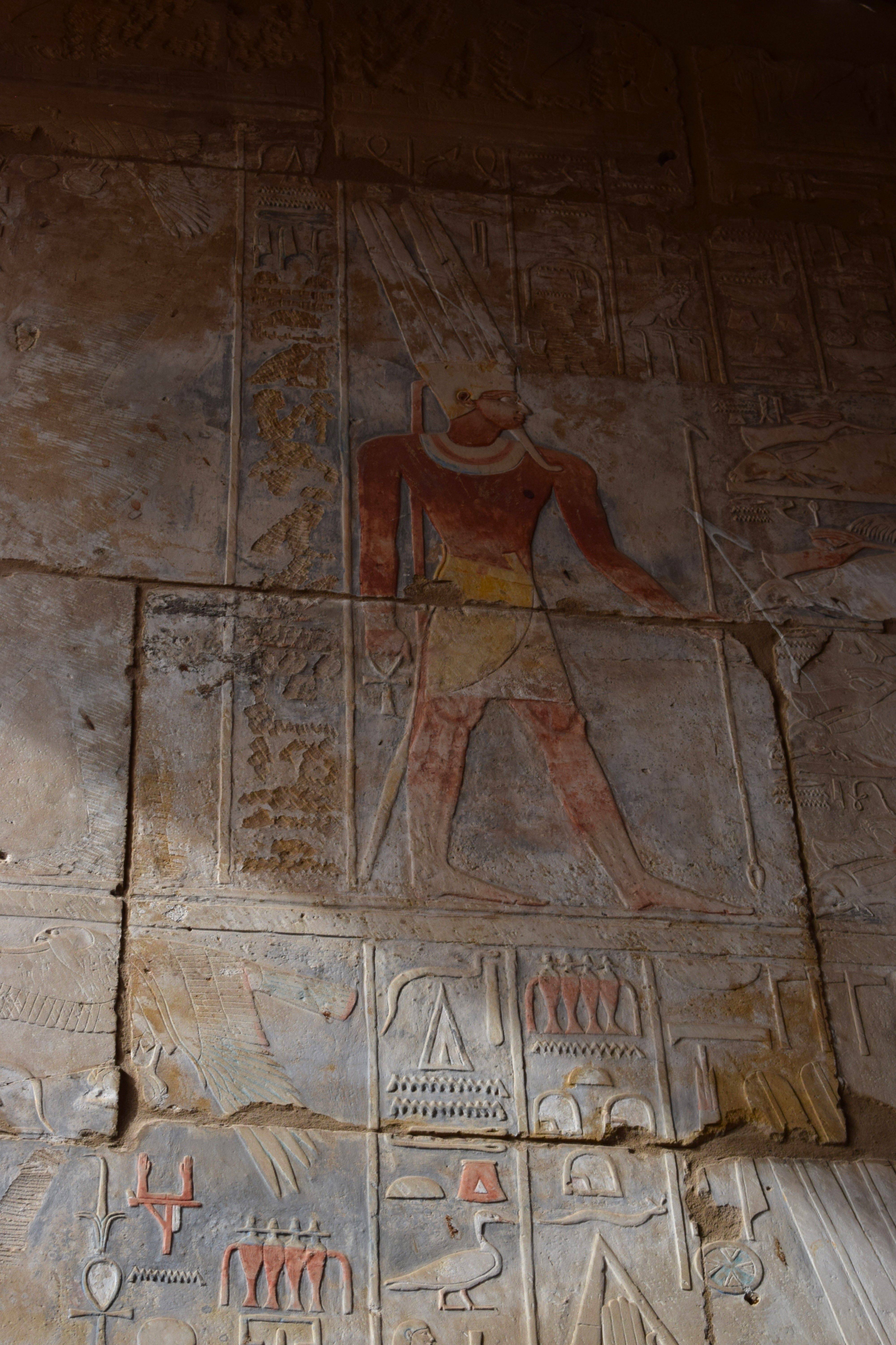 Escultura De Pared Del Antiguo Egipto Con Deidades · Foto de stock gratuita