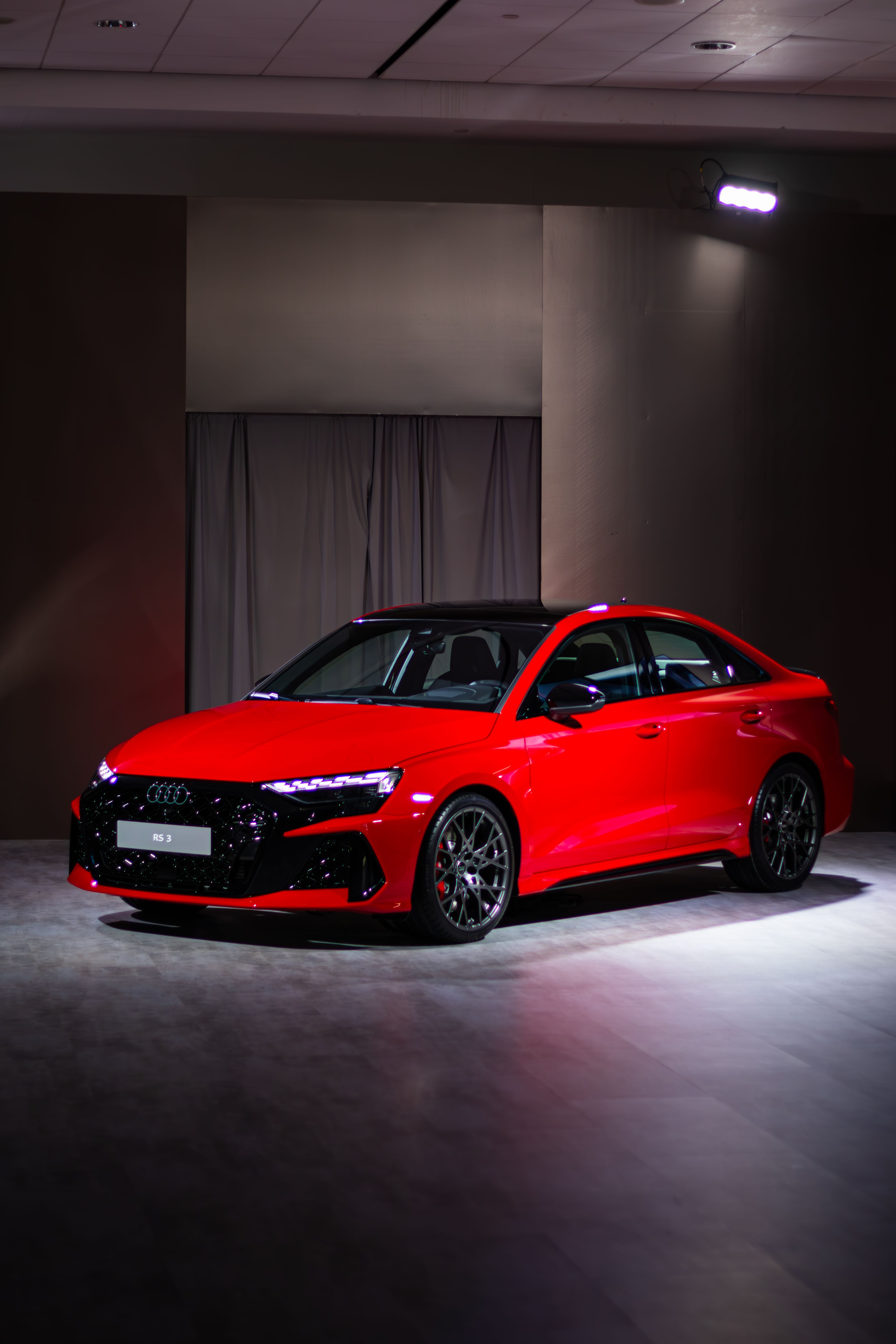 Elegancki Czerwony Samochód Audi Rs W Oświetleniu Studyjnym · Darmowe ...