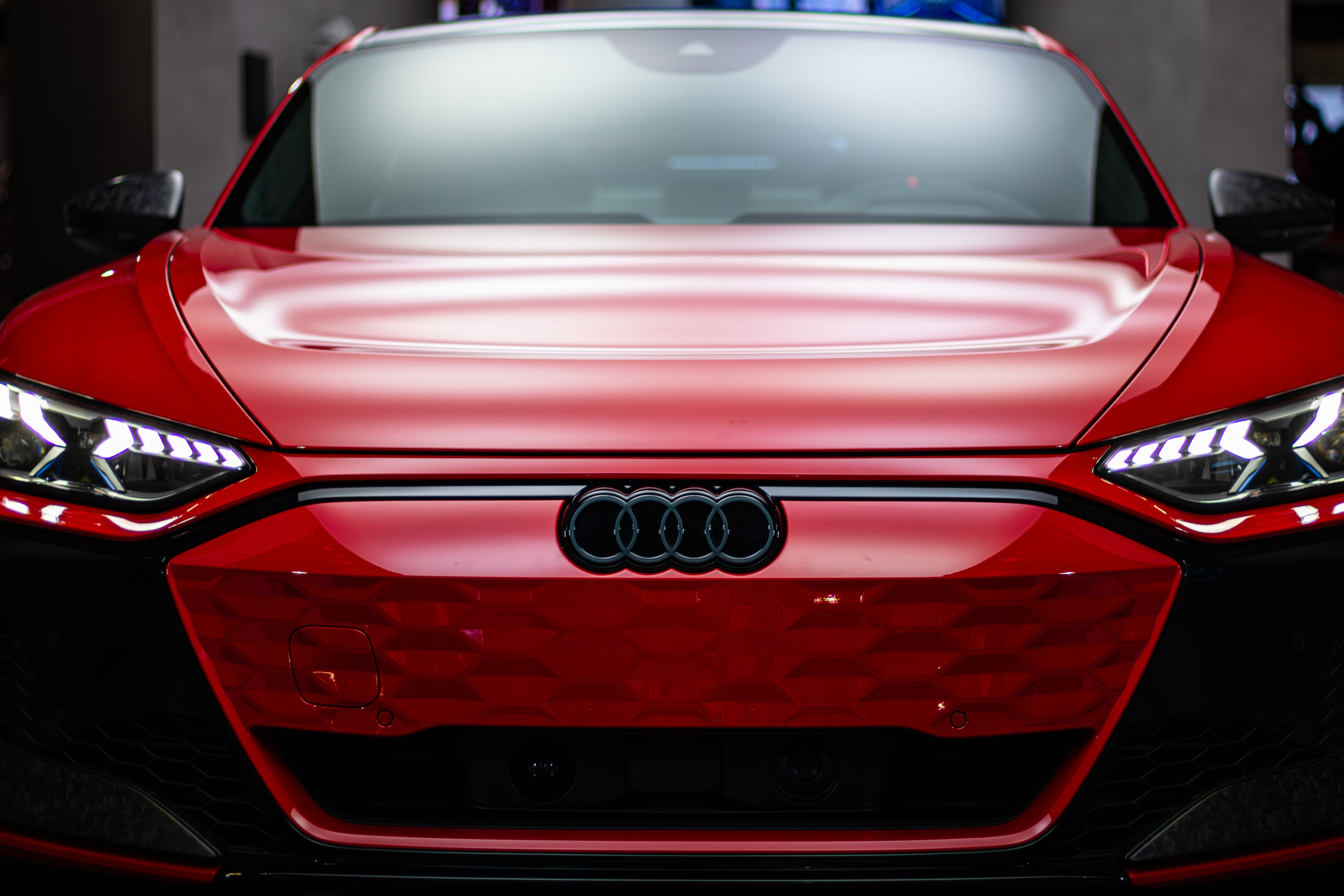 Gros Plan D'une Audi Rs E Tron Gt Vue De Face Au Salon Automobile De ...