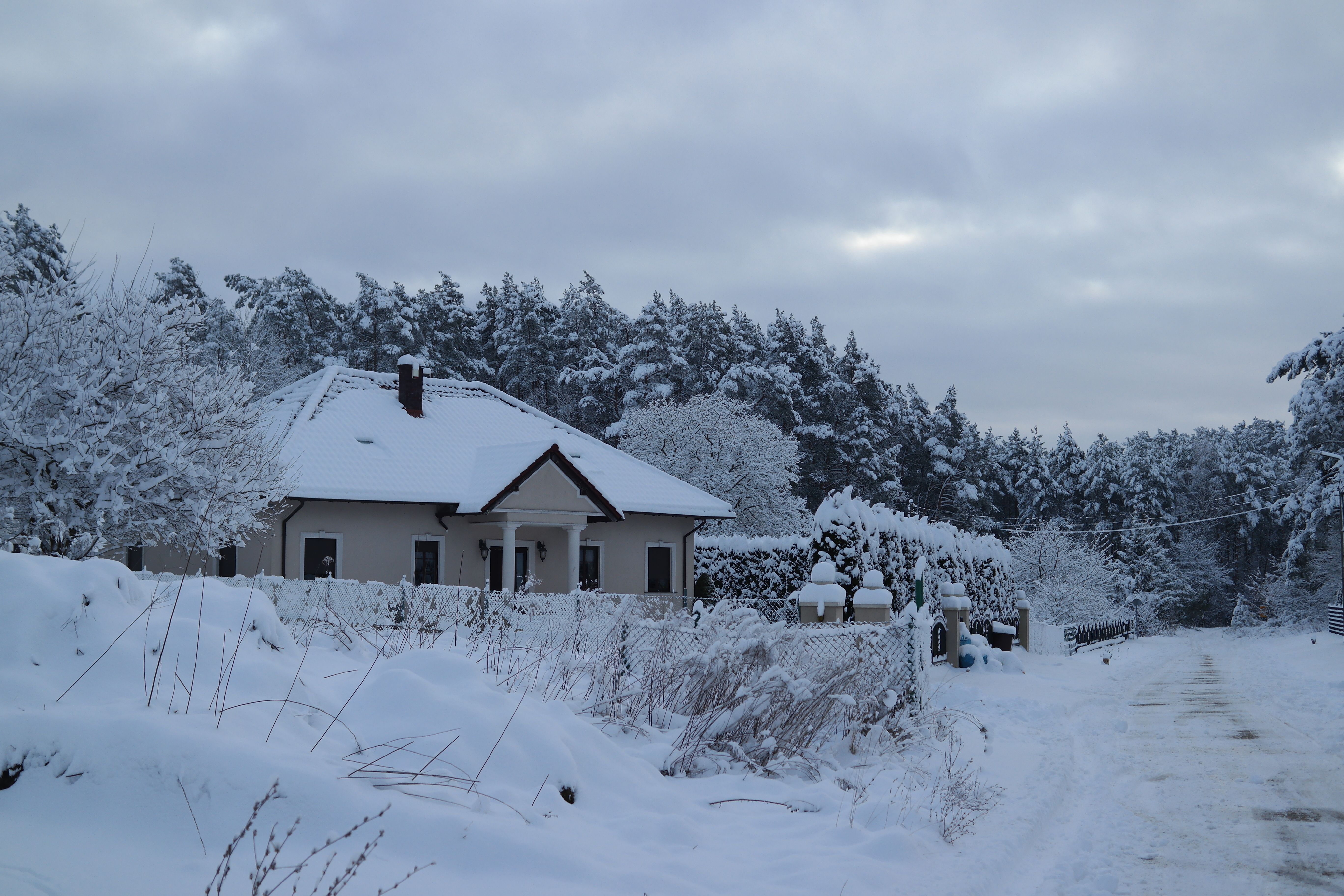 Idyllic Snow-Covered House in Winter Wonderland · Free Stock Photo