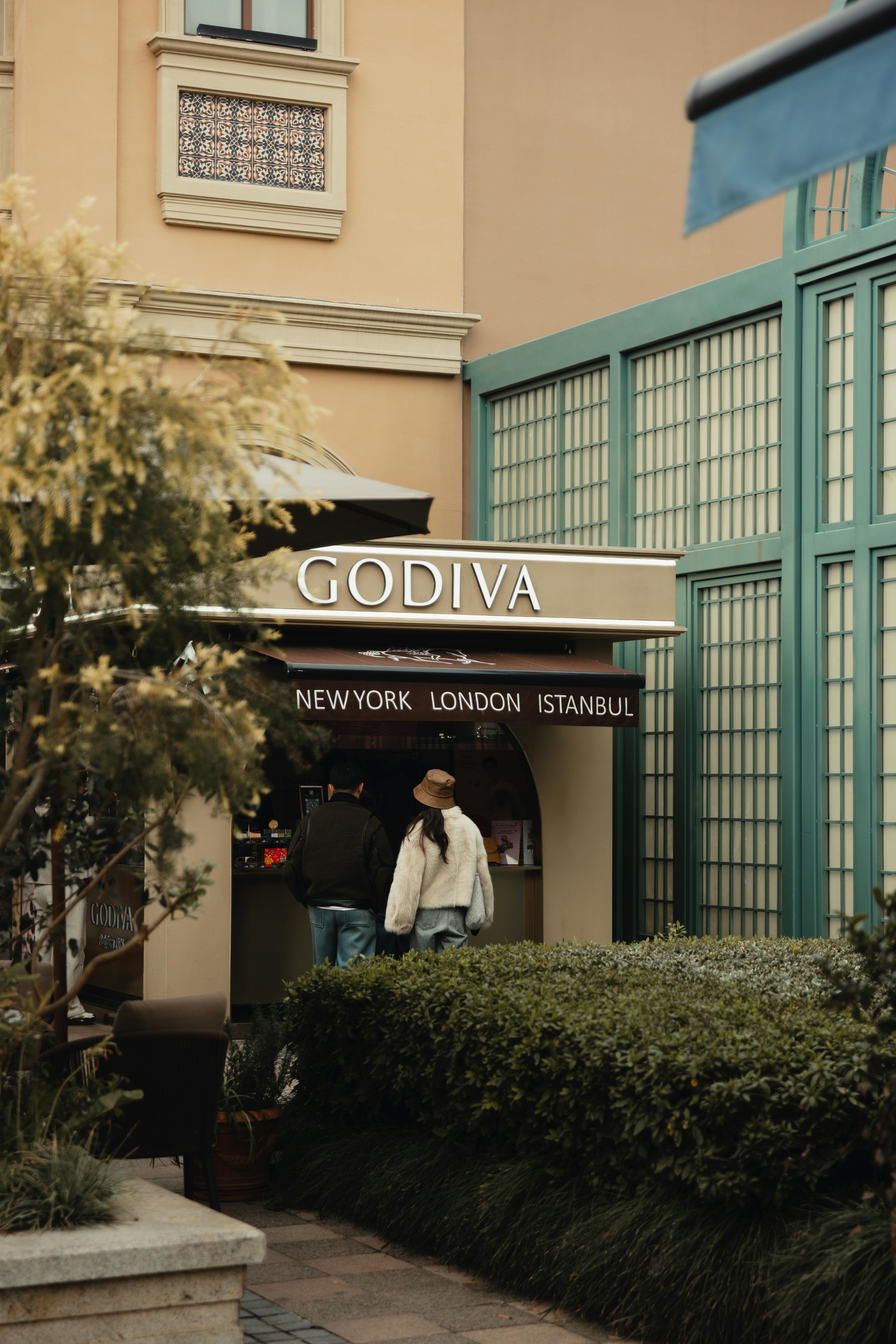 Outdoor Godiva Shopfront in Shanghai's Greenery · Free Stock Photo