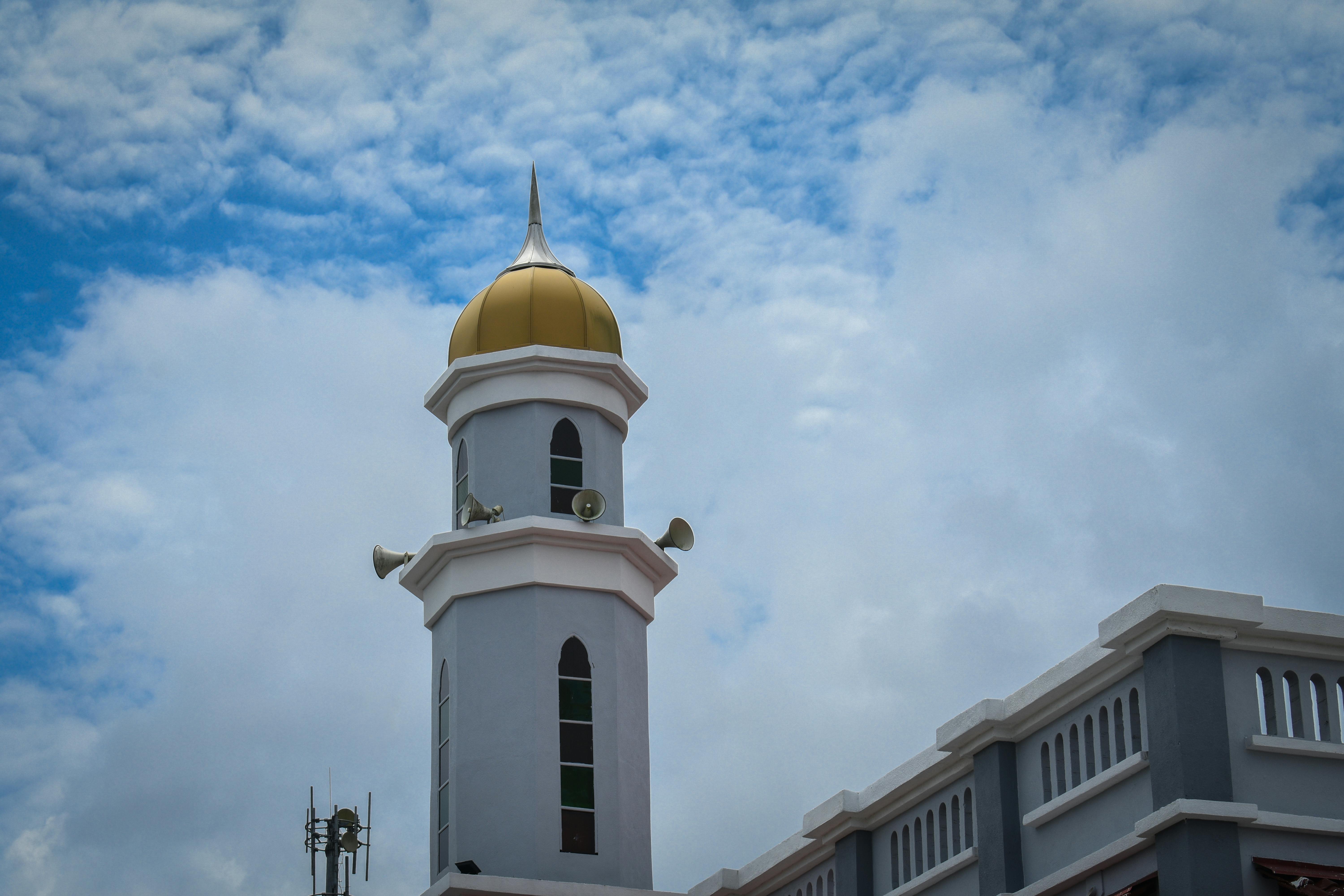 Menara Masjid Yang Elegan Dengan Latar Belakang Langit Biru · Foto Stok ...