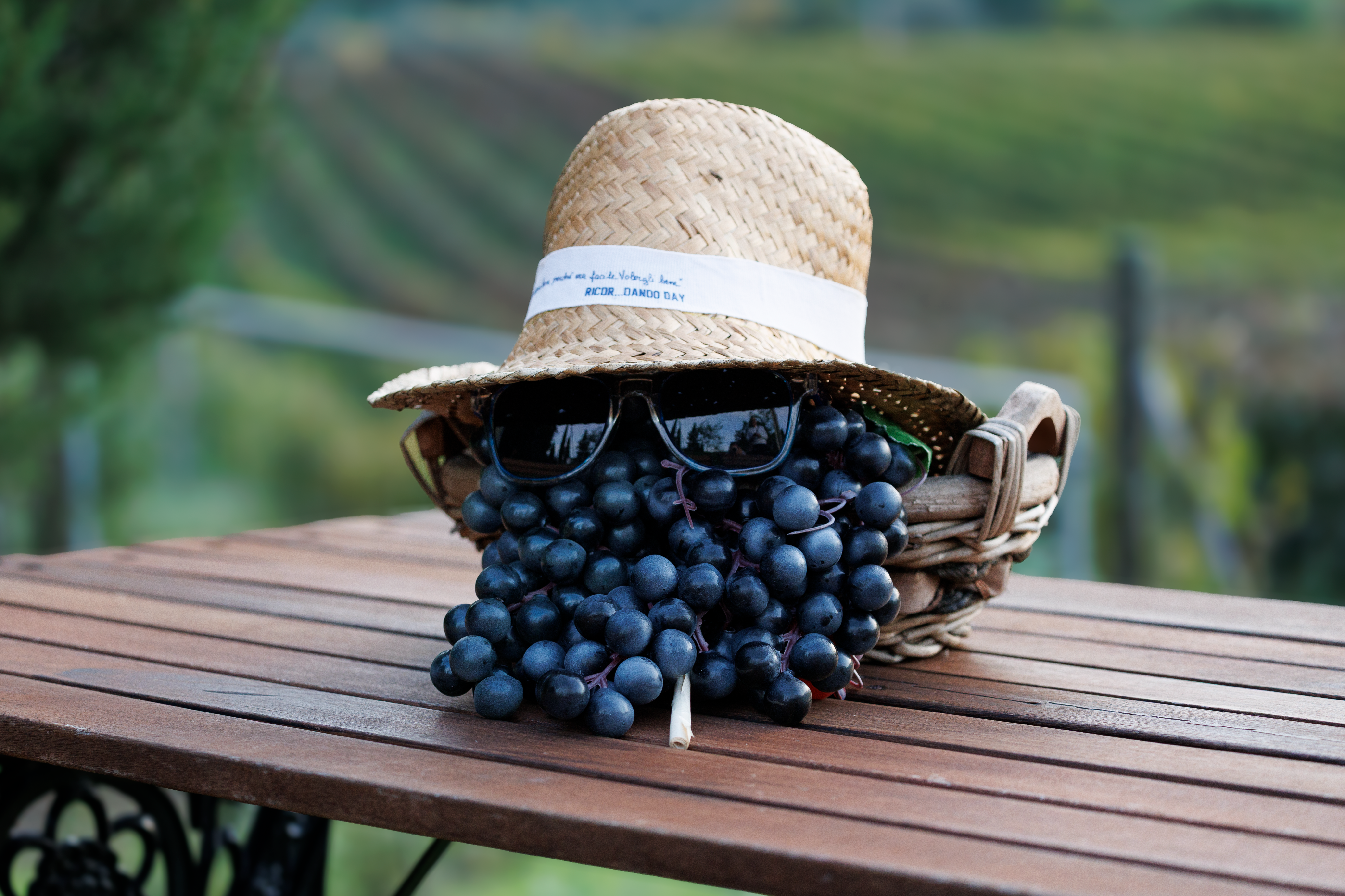Arreglo Humorístico De Uvas Con Sombrero Y Gafas De Sol · Foto de stock ...