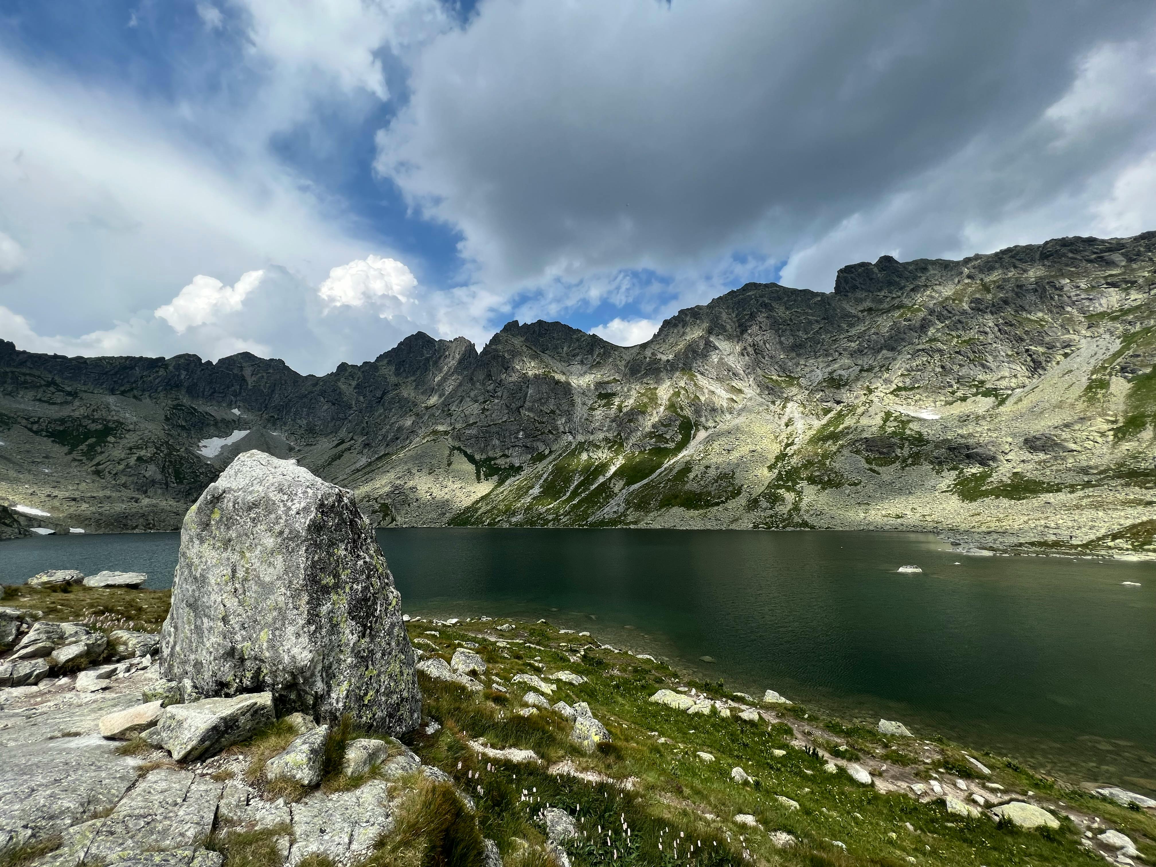 Majestuoso Lago De Montaña En Los Altos Tatras · Foto de stock gratuita