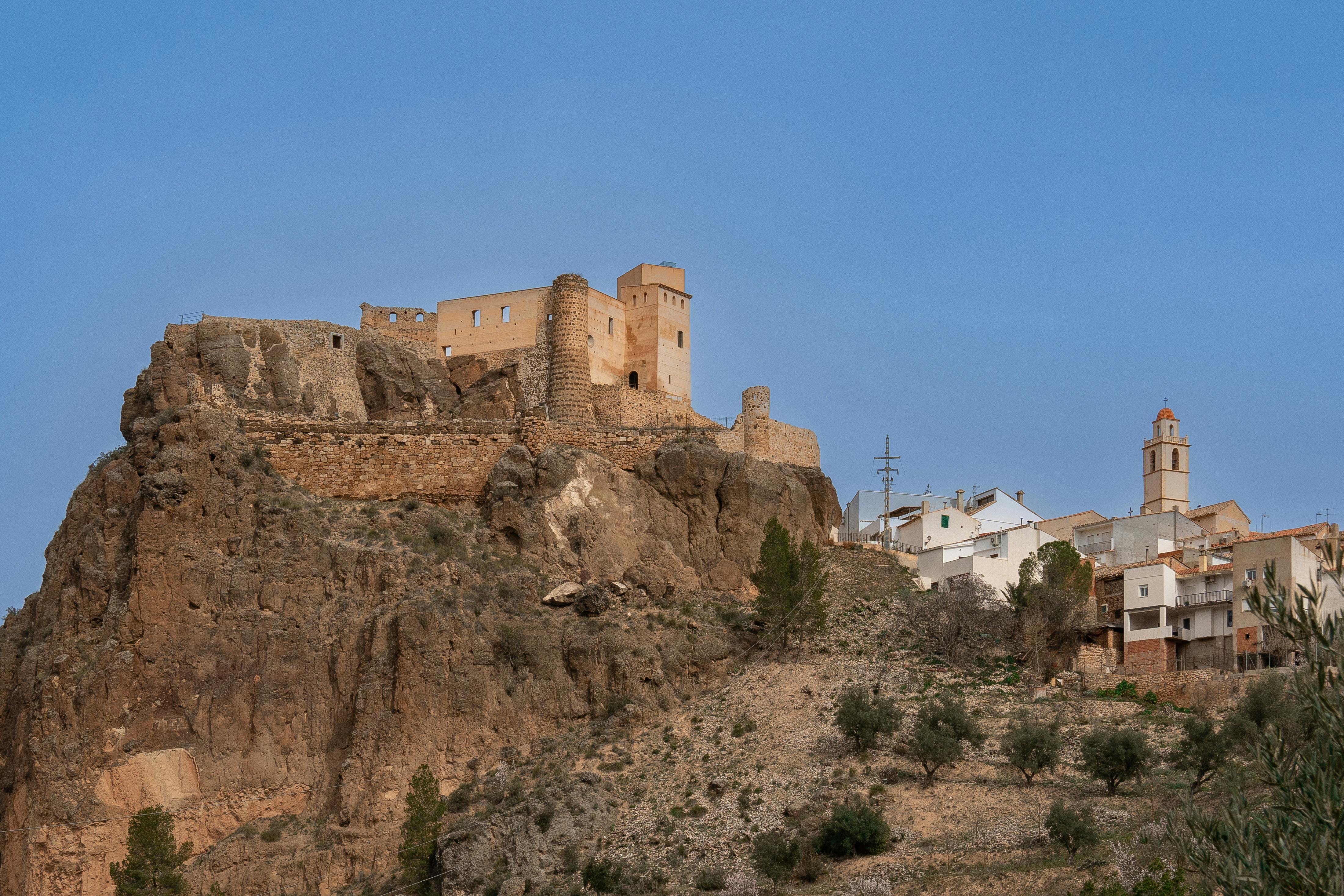 Castillo Histórico De Cofrentes En La Cima De Una Colina Rocosa · Foto ...
