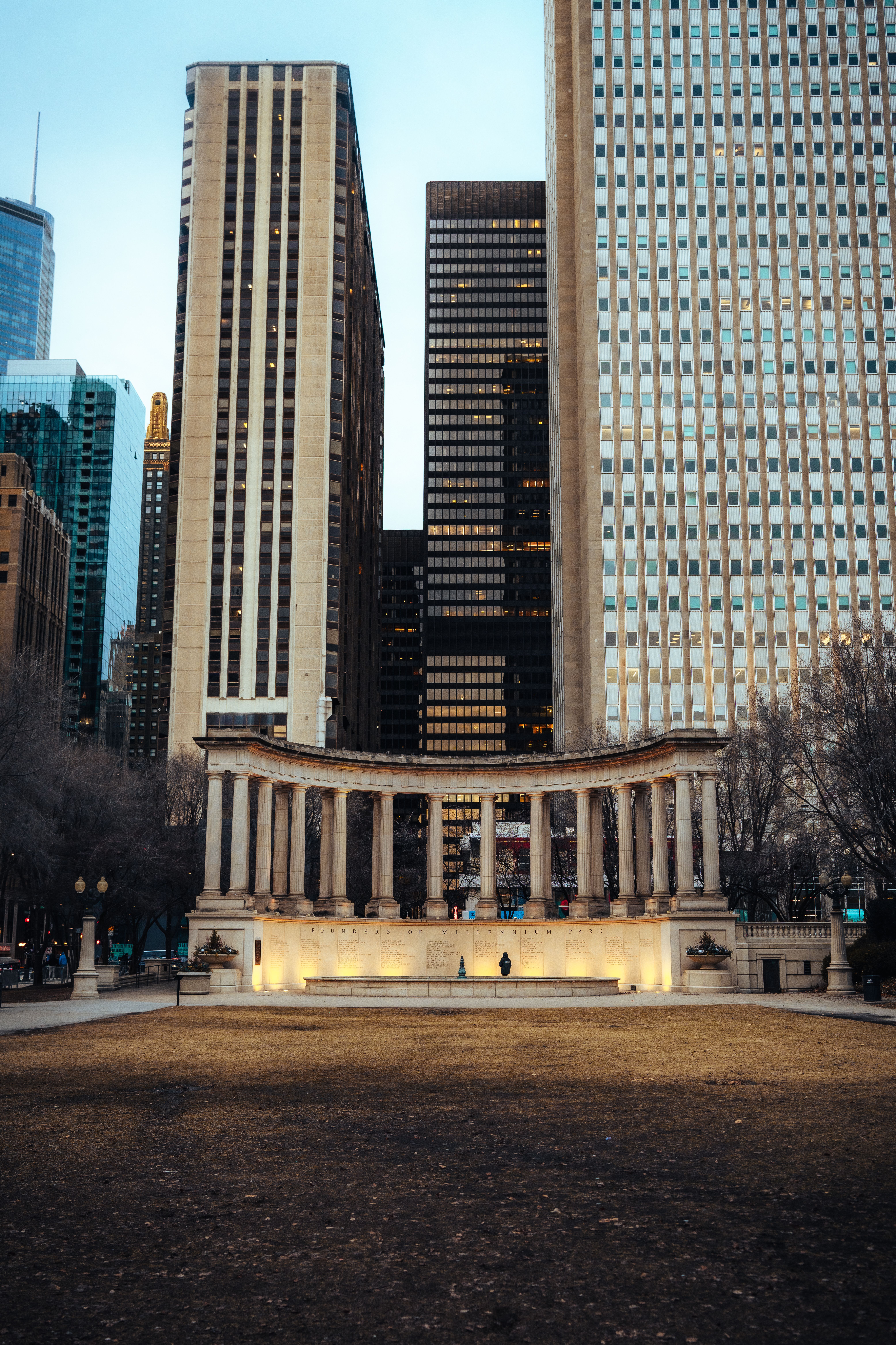 Urban skyline with Millennium Monument in Chicago · Free Stock Photo