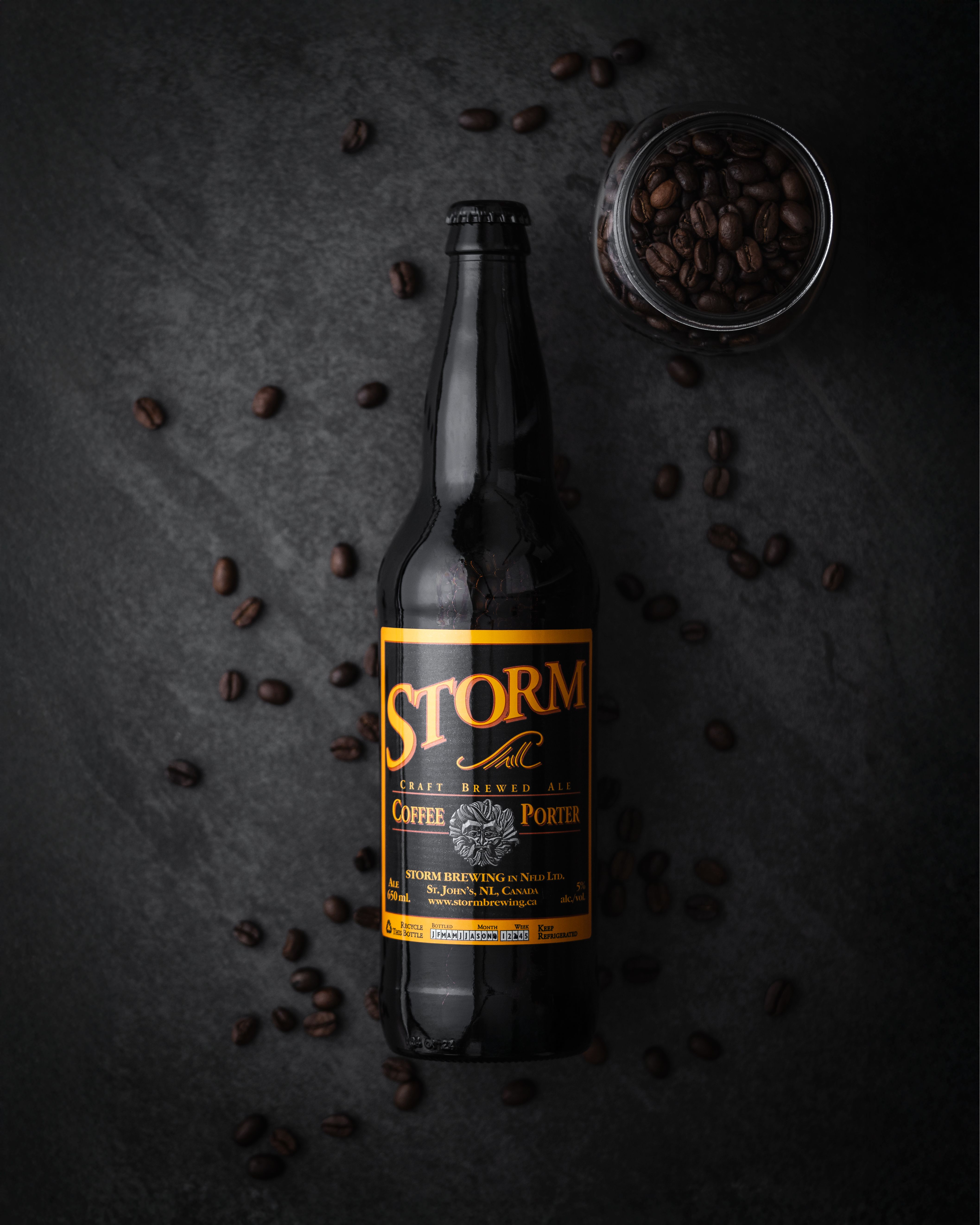 Cerveza Storm Coffee Porter Con Granos De Café · Foto de stock gratuita