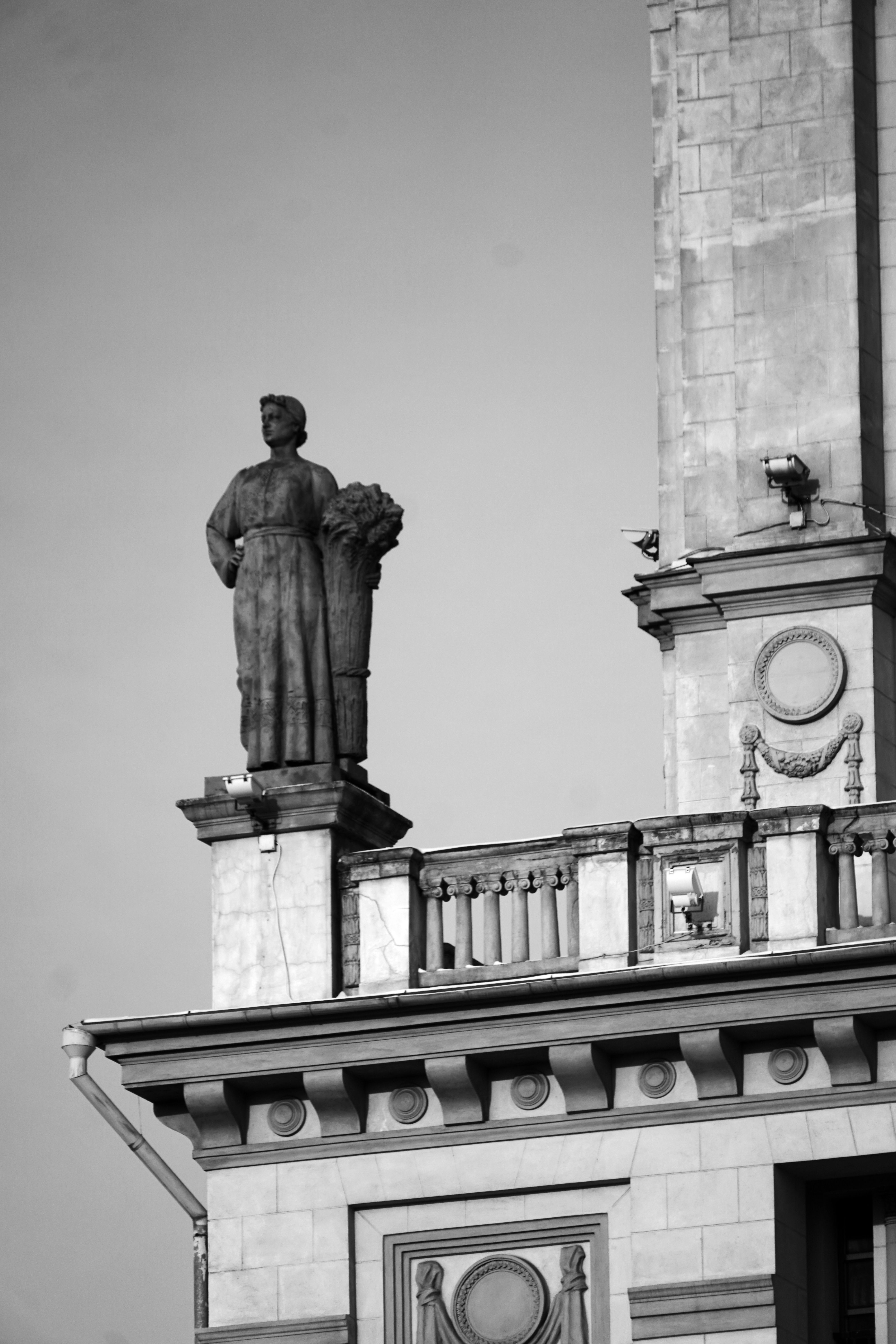 Monochrome Statue on Architectural Building · Free Stock Photo
