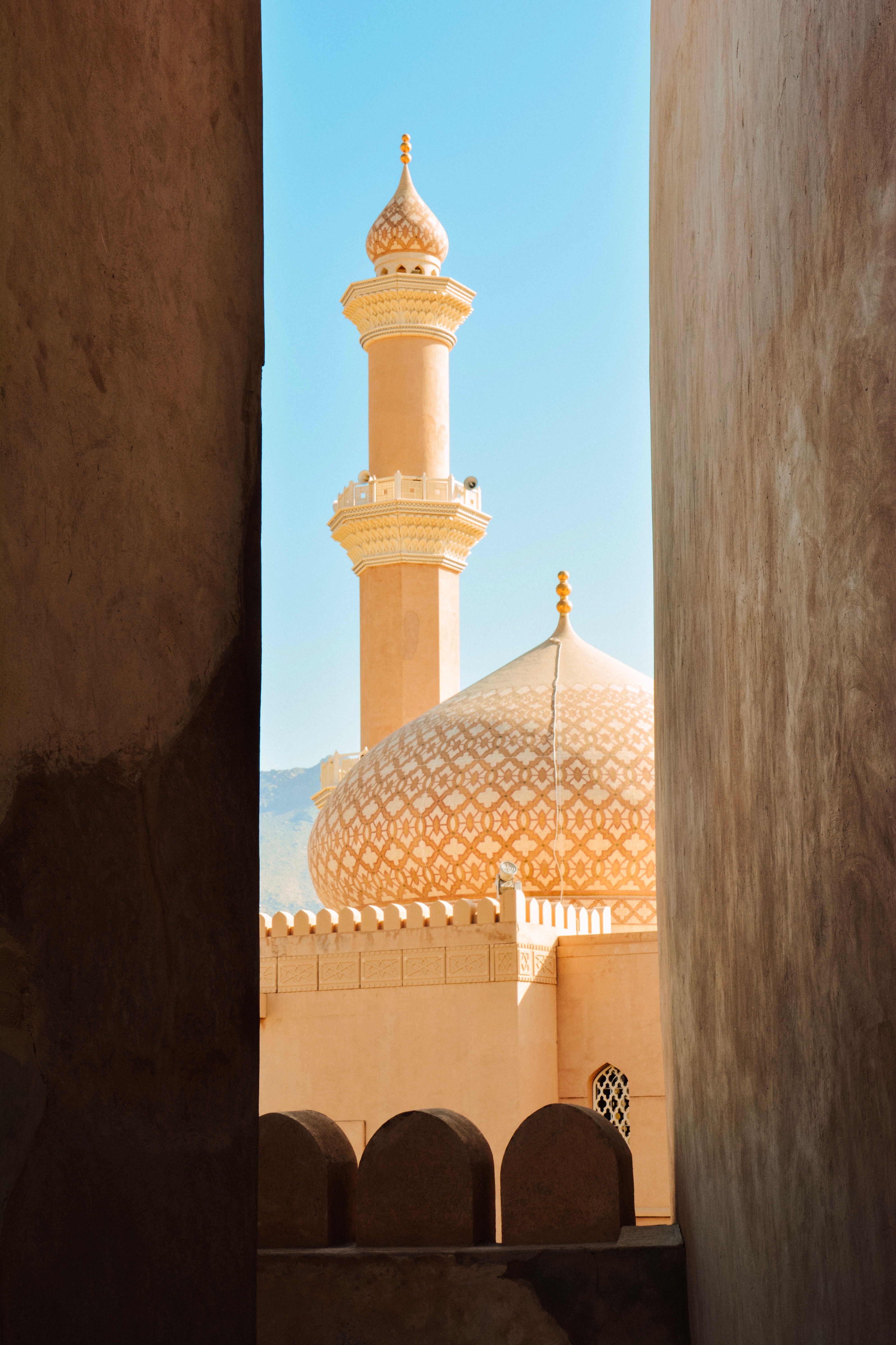 Vue Imprenable Sur Le Minaret Emblématique De La Mosquée De Nizwa ...