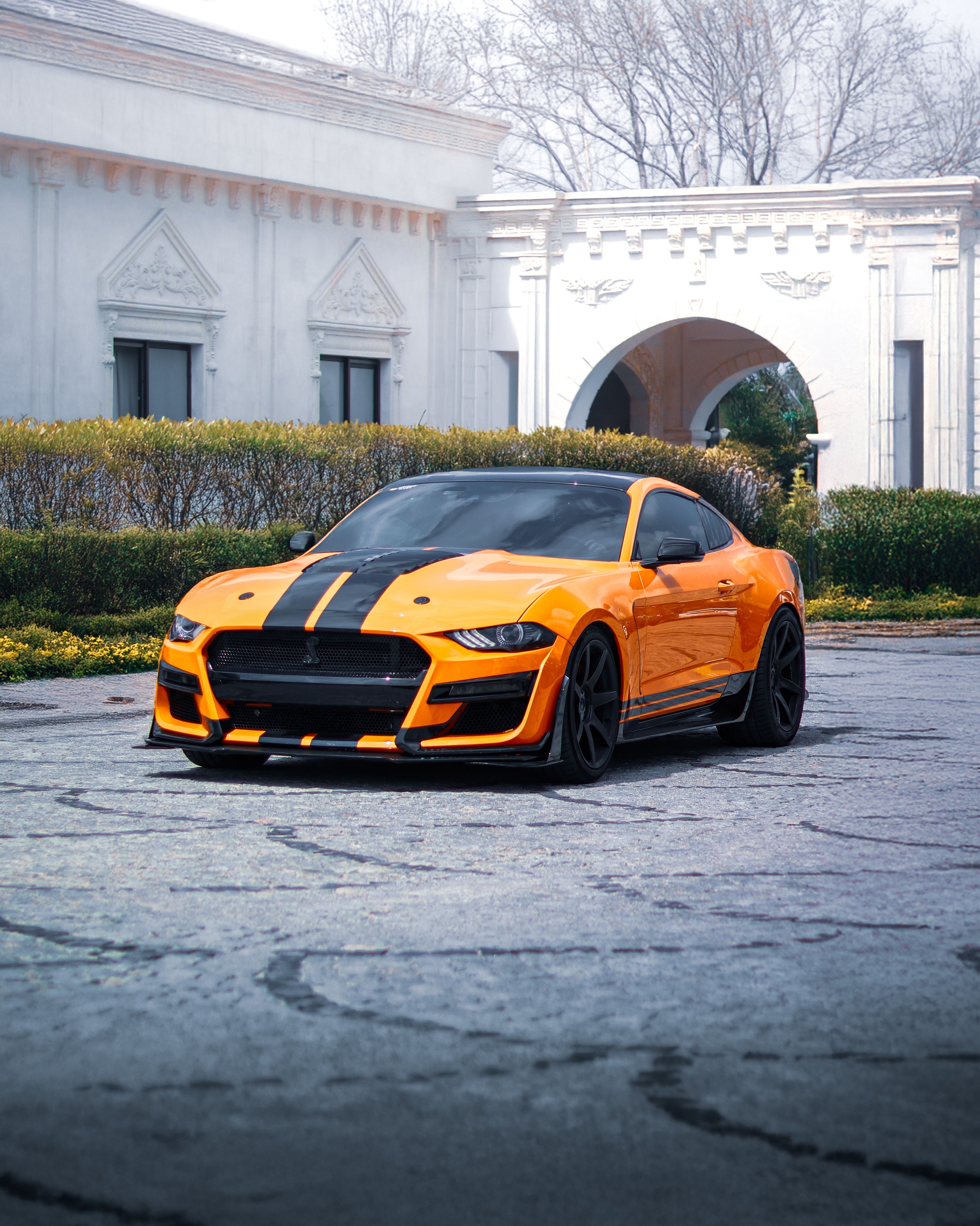Auto Deportivo De Color Naranja Brillante En Un Entorno Turco · Foto de ...