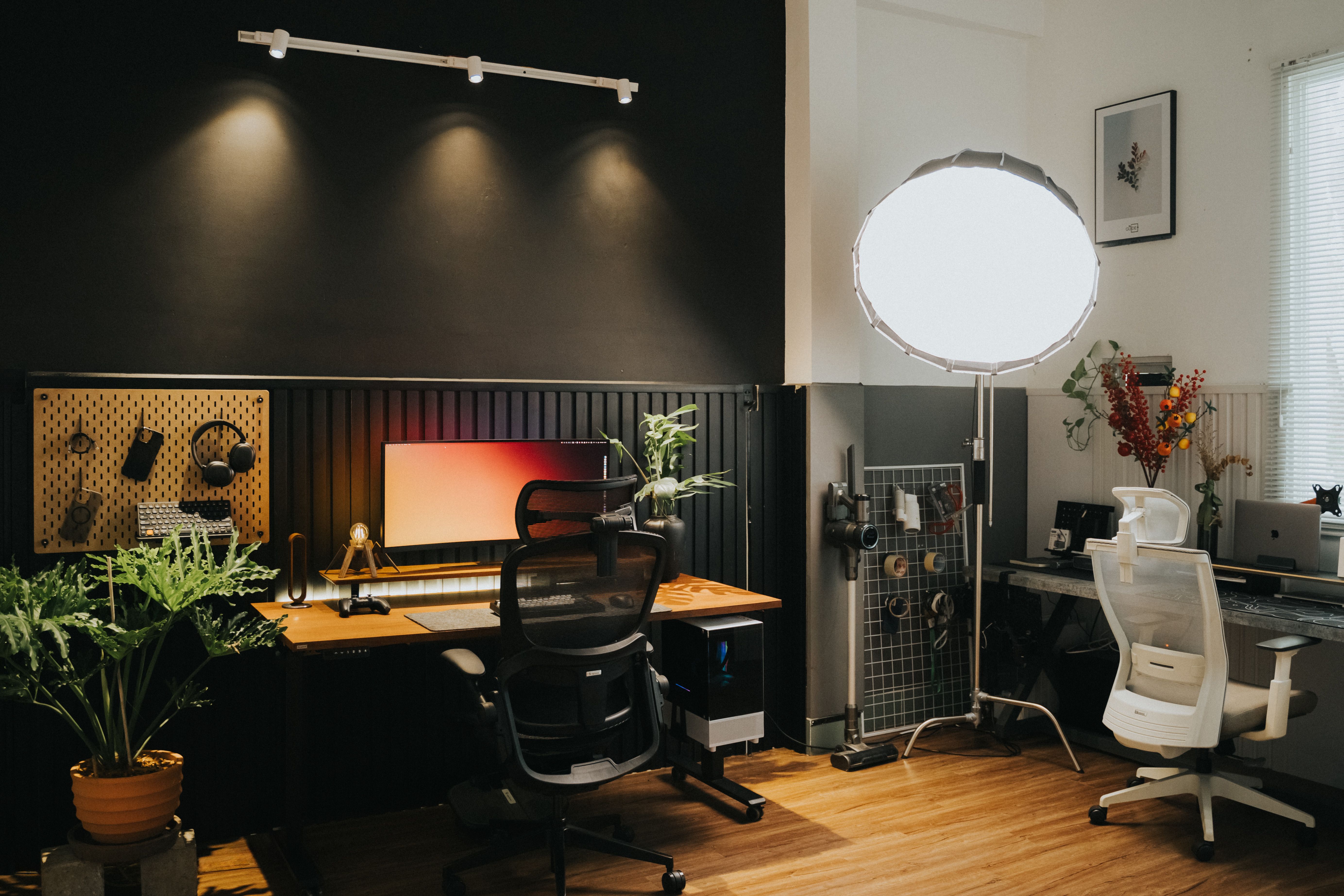 Modern Home Office Setup with Stylish Decor · Free Stock Photo