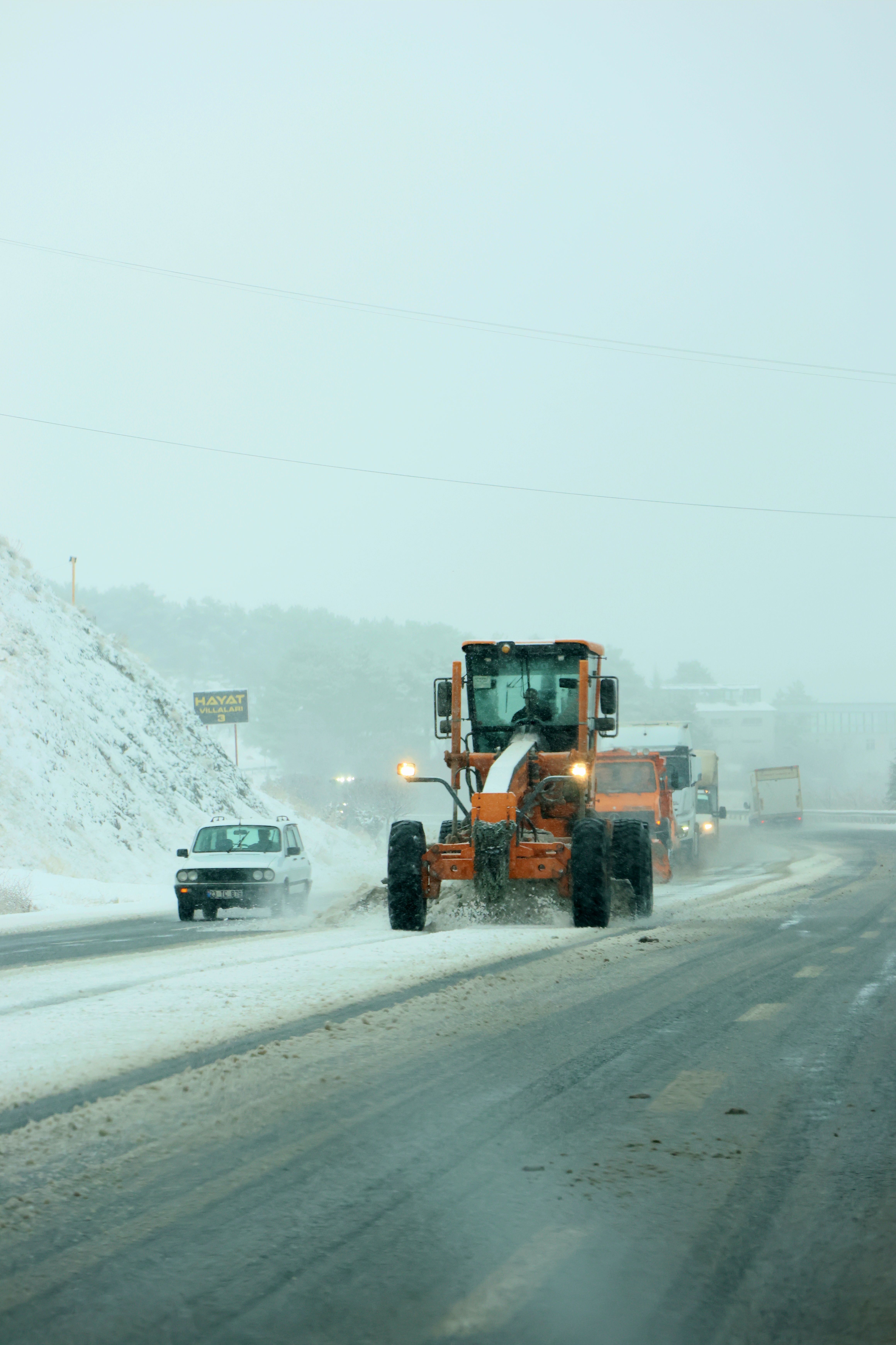 Quitanieves Limpiando La Carretera Helada Del Invierno · Foto de stock ...