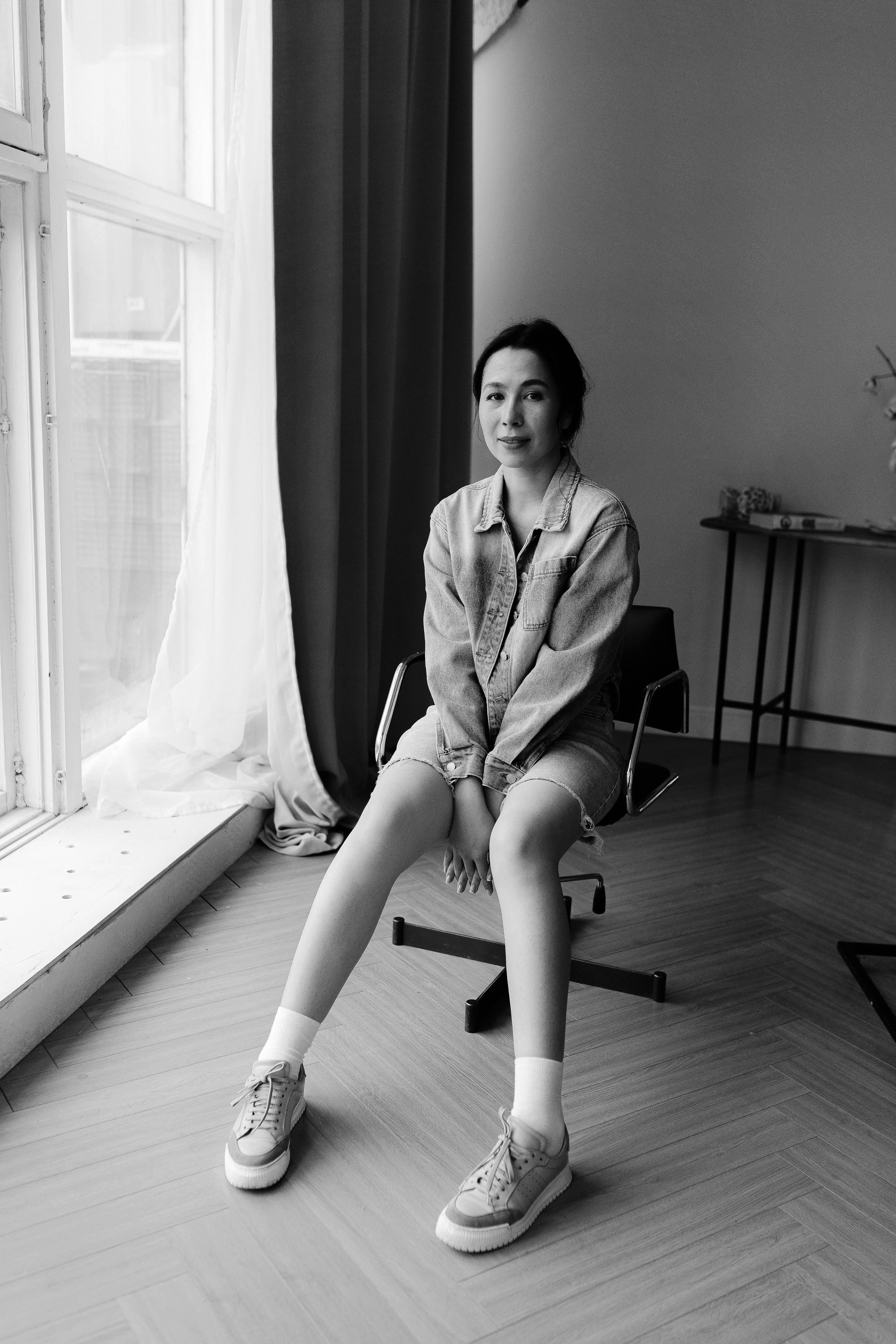 Retrato Informal En Interiores De Una Mujer Adulta Joven · Foto de ...