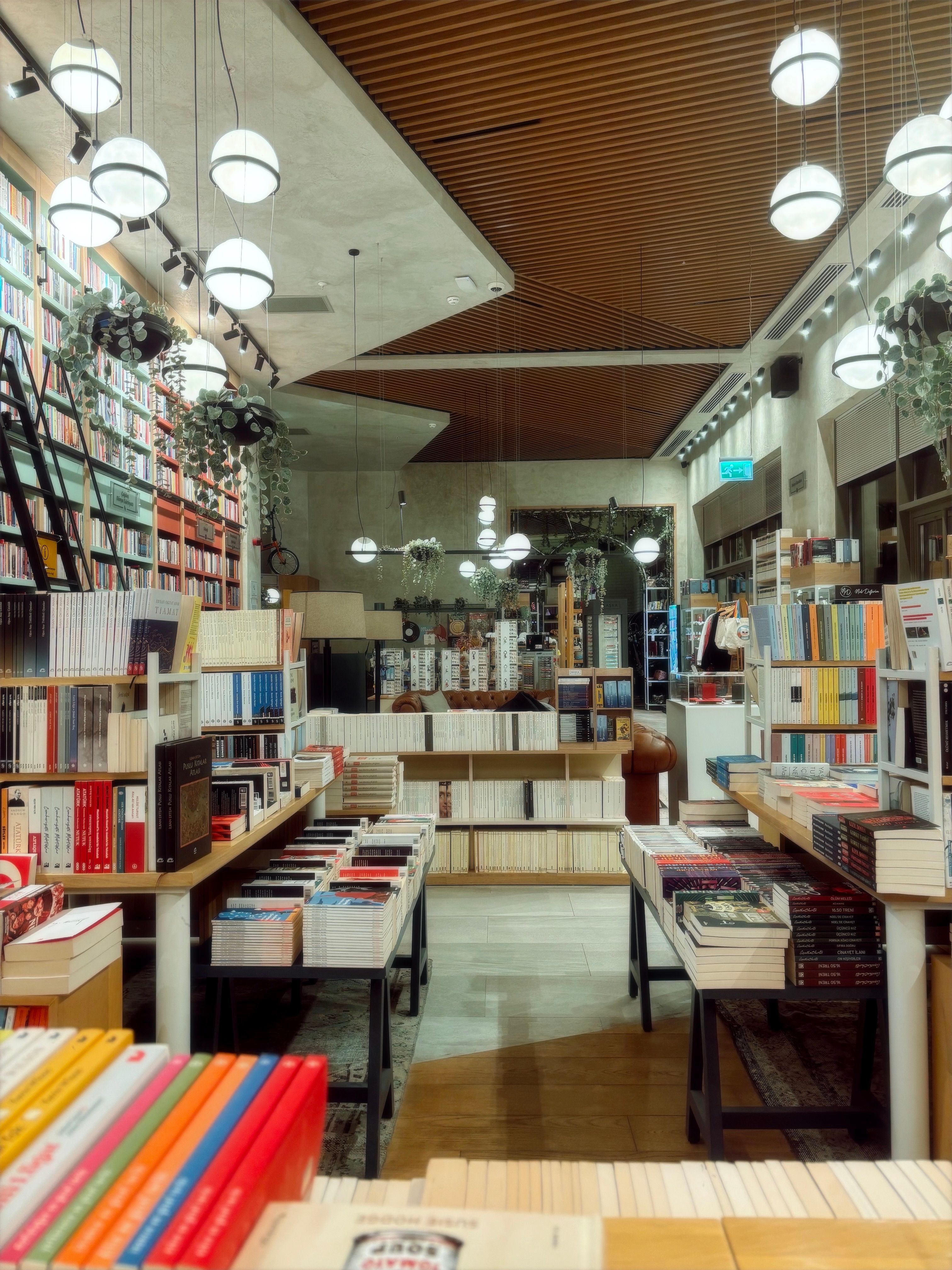 Modern Library Interior with Wooden Elements · Free Stock Photo
