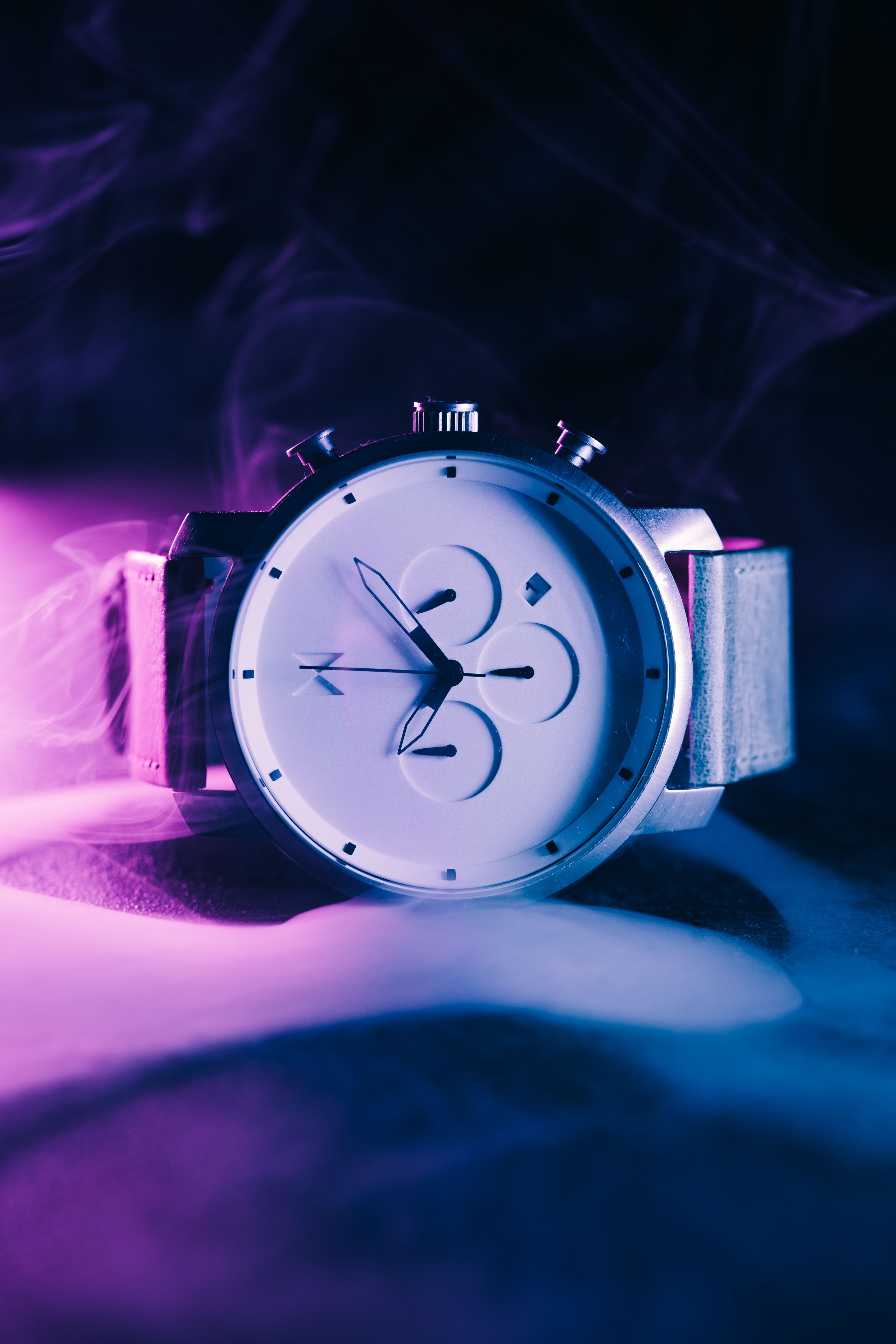 Reloj Moderno Con Fondo De Humo Abstracto · Foto de stock gratuita