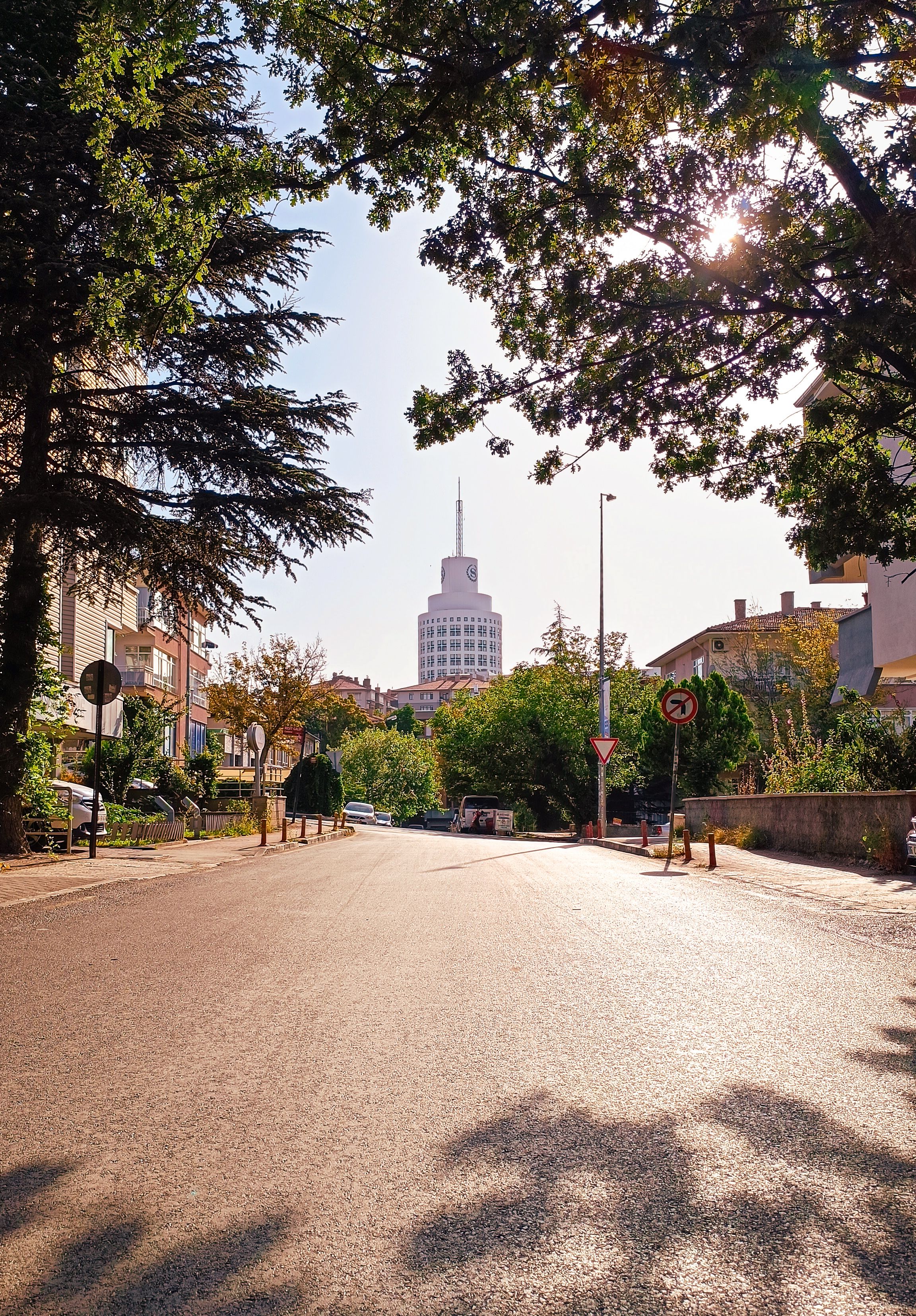 Urban Street View with Iconic Building · Free Stock Photo