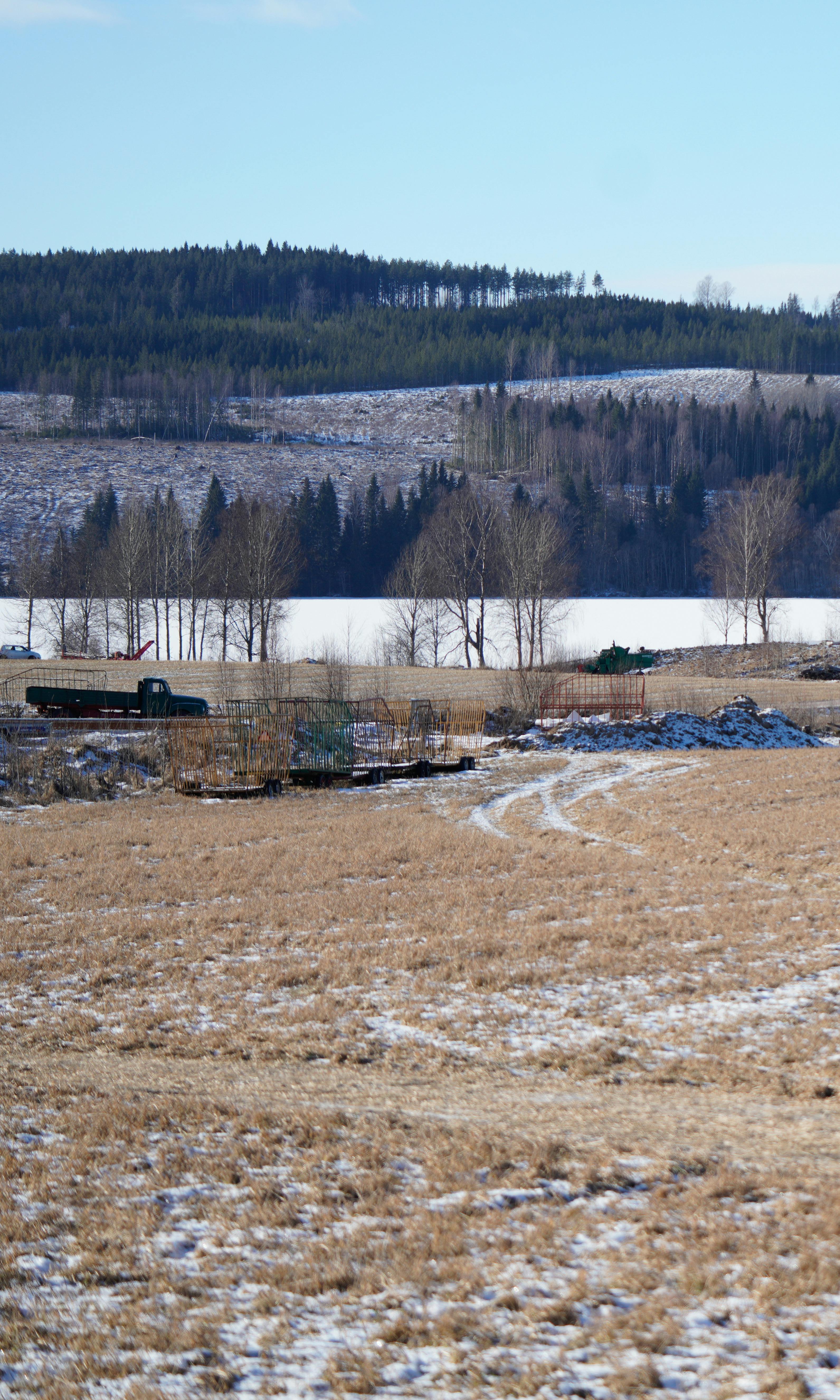 Scenic Winter Farmland with Frosty Landscape · Free Stock Photo