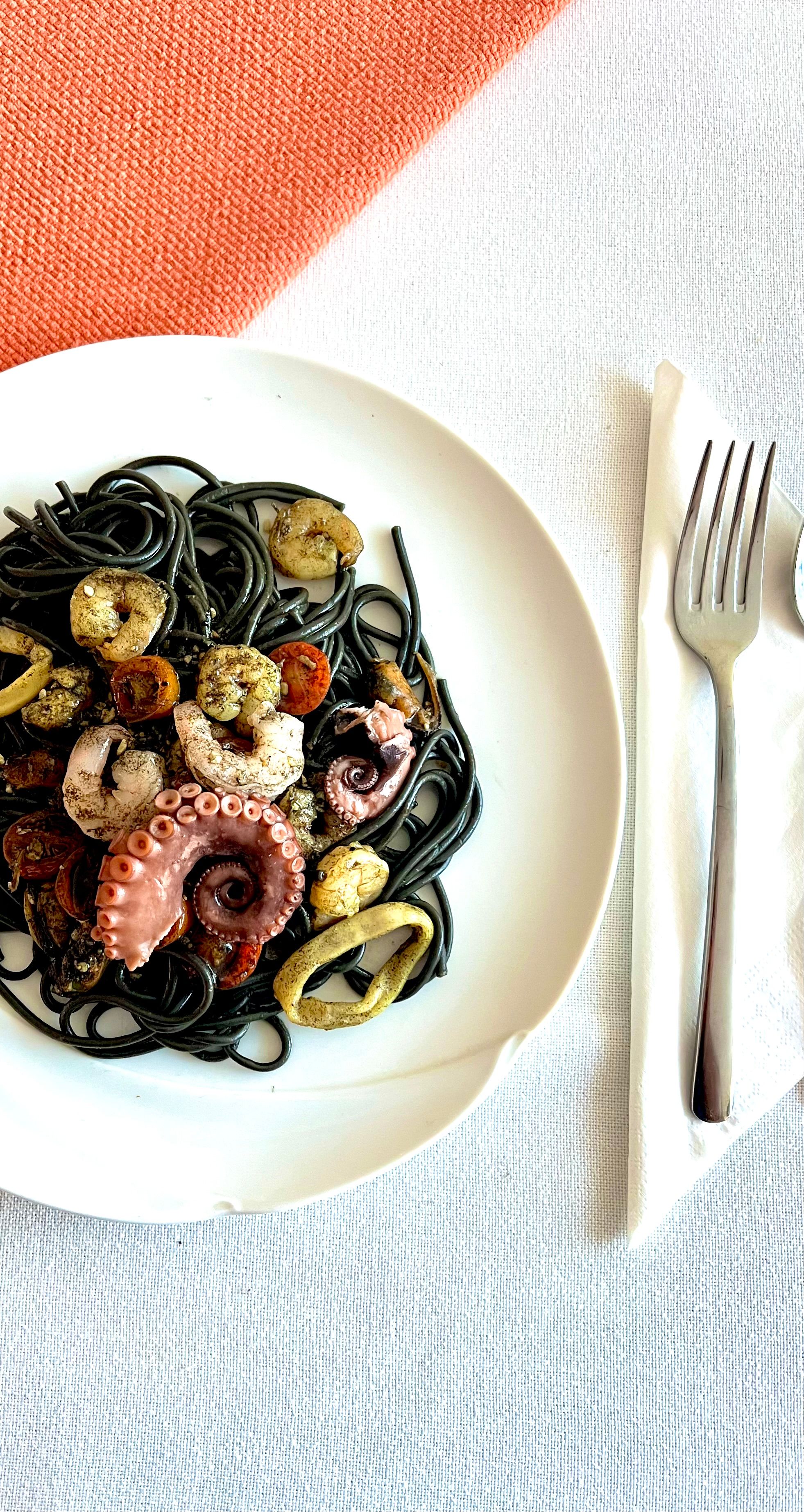 Macarrão Gourmet Com Tinta De Lula Preta E Frutos Do Mar · Foto ...