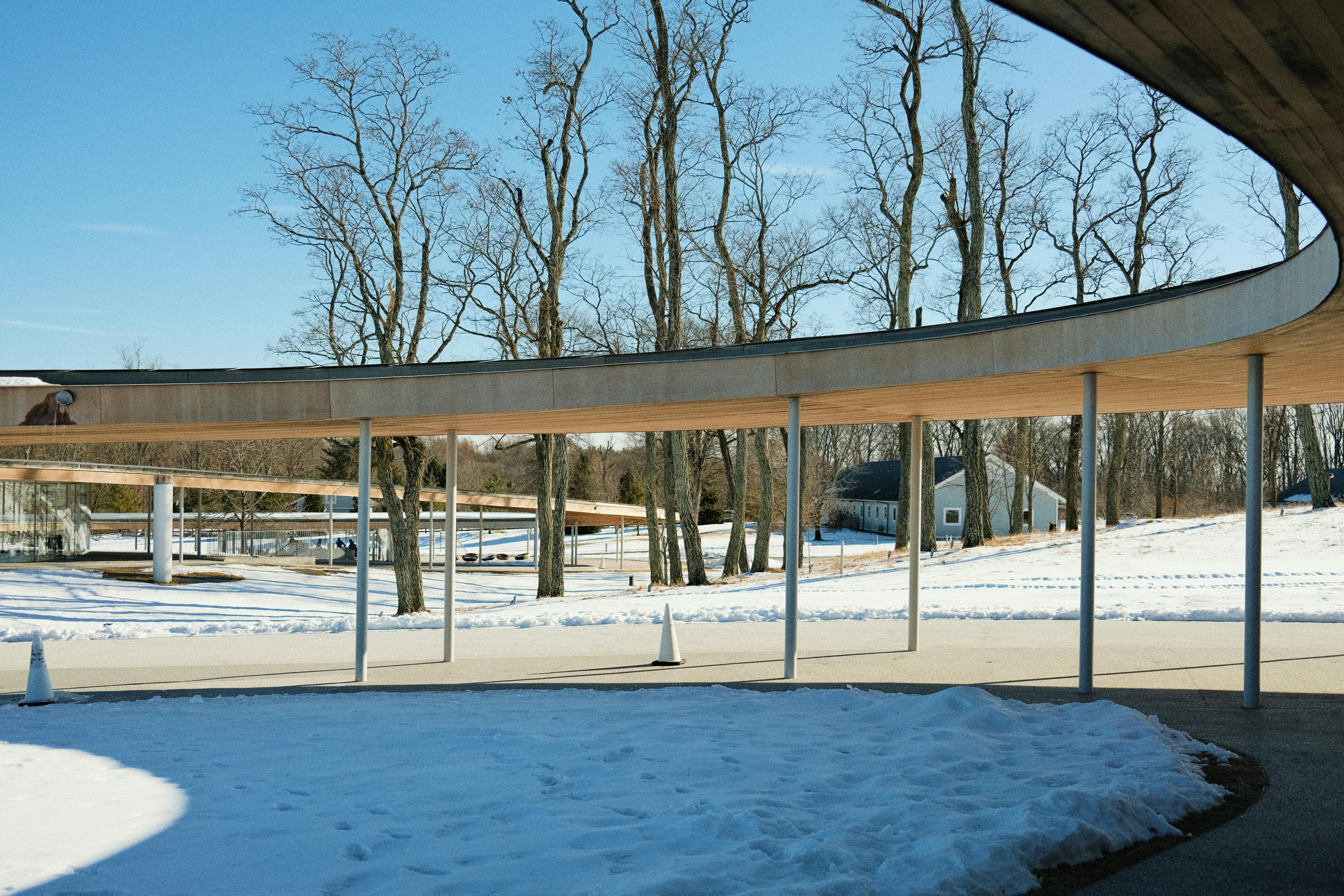 Rampas Arquitectónicas Modernas En El Paisaje Invernal · Foto de stock ...