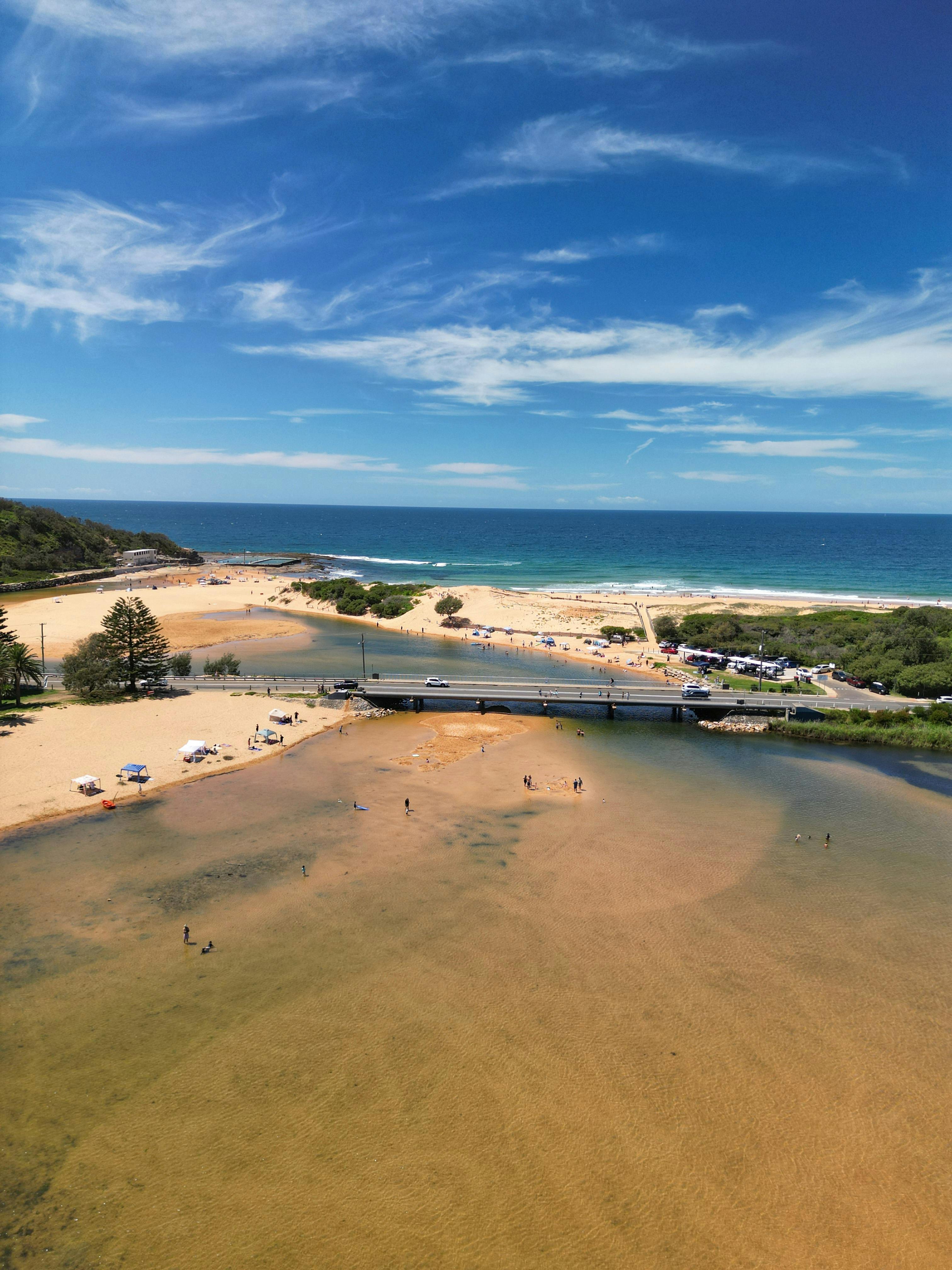 Vista Aérea De La Playa Costera Con Puente · Foto de stock gratuita
