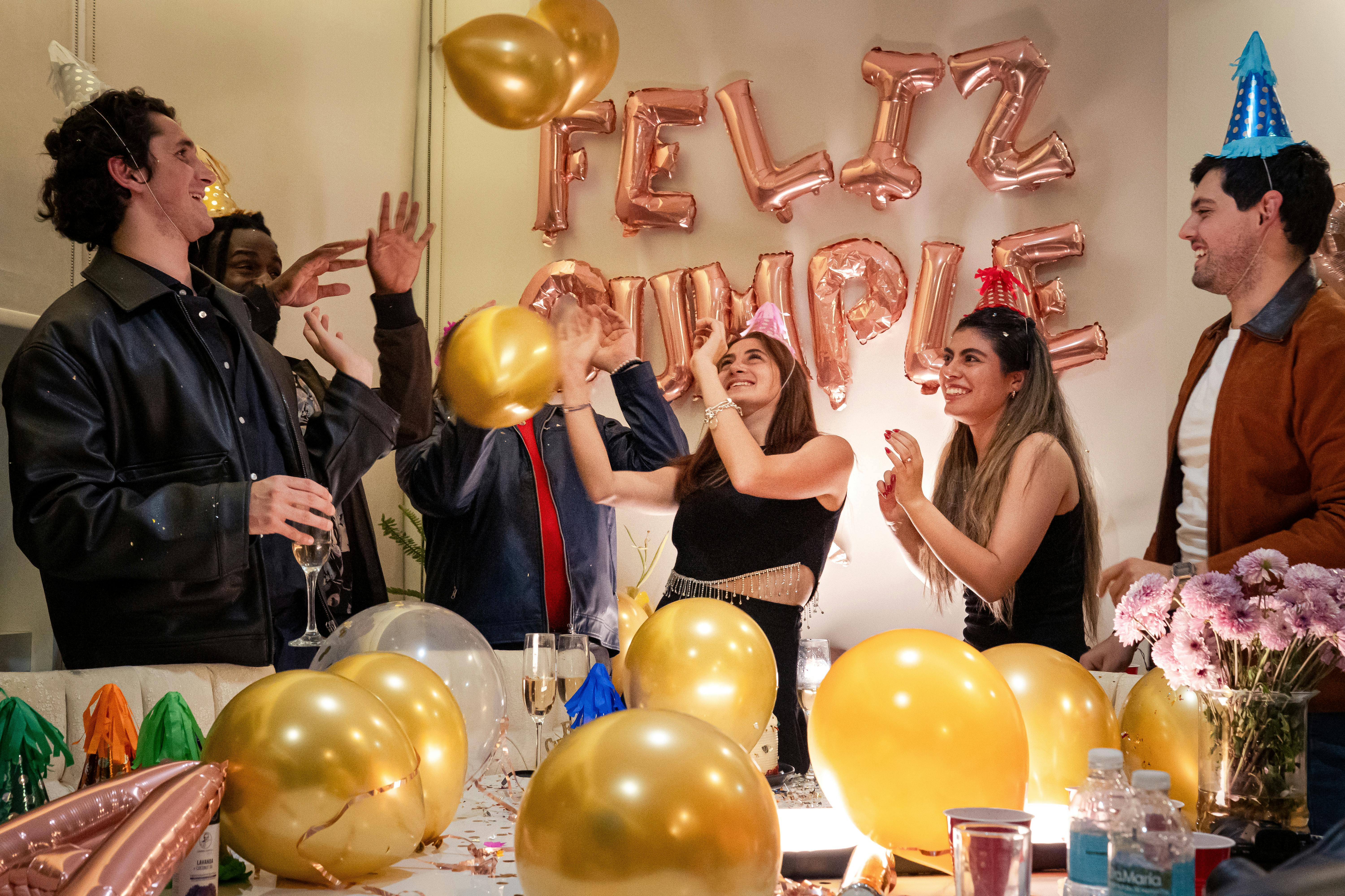 Fiesta De Cumpleaños Alegre En Interiores · Foto de stock gratuita
