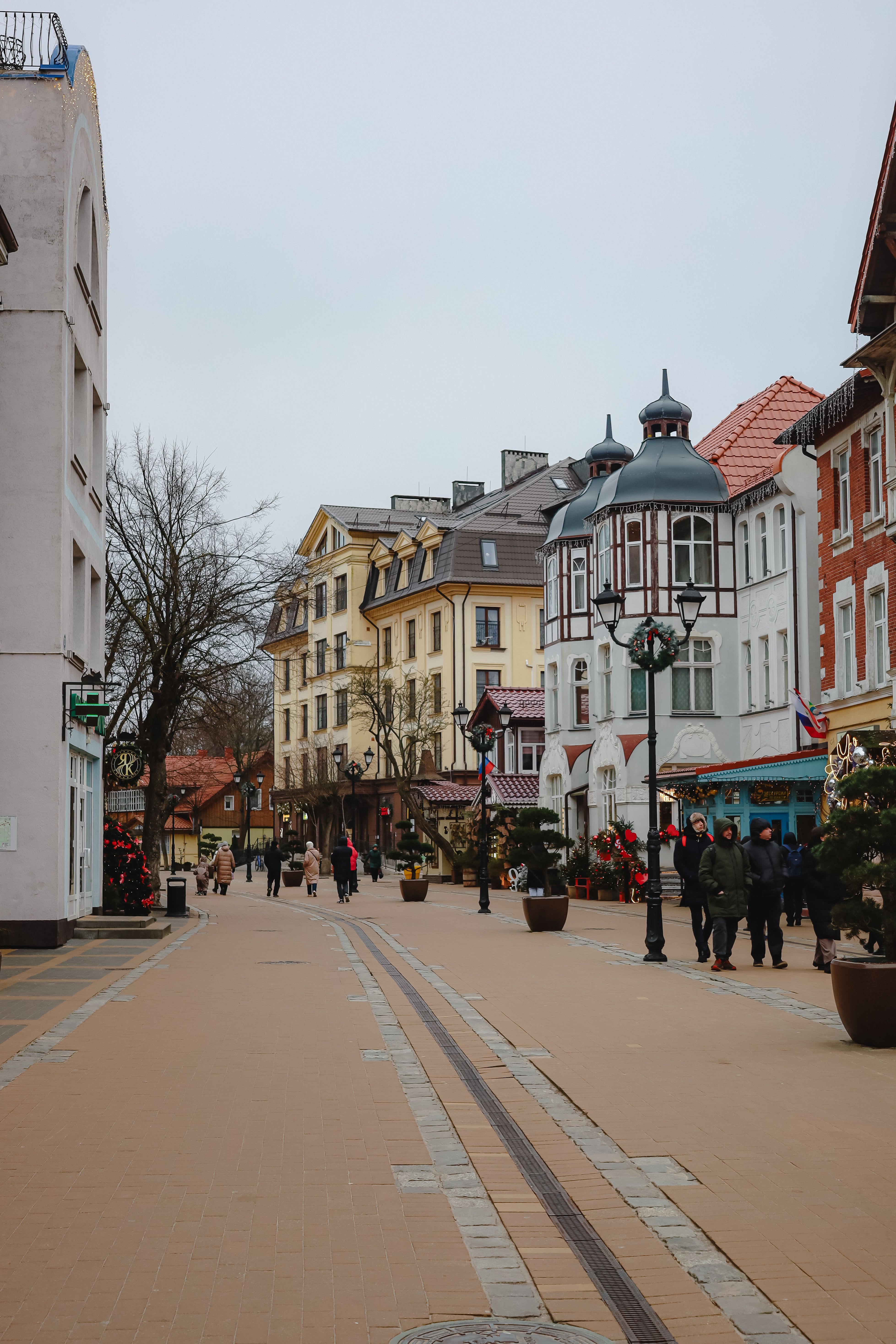 Charming European Street with Historic Architecture · Free Stock Photo