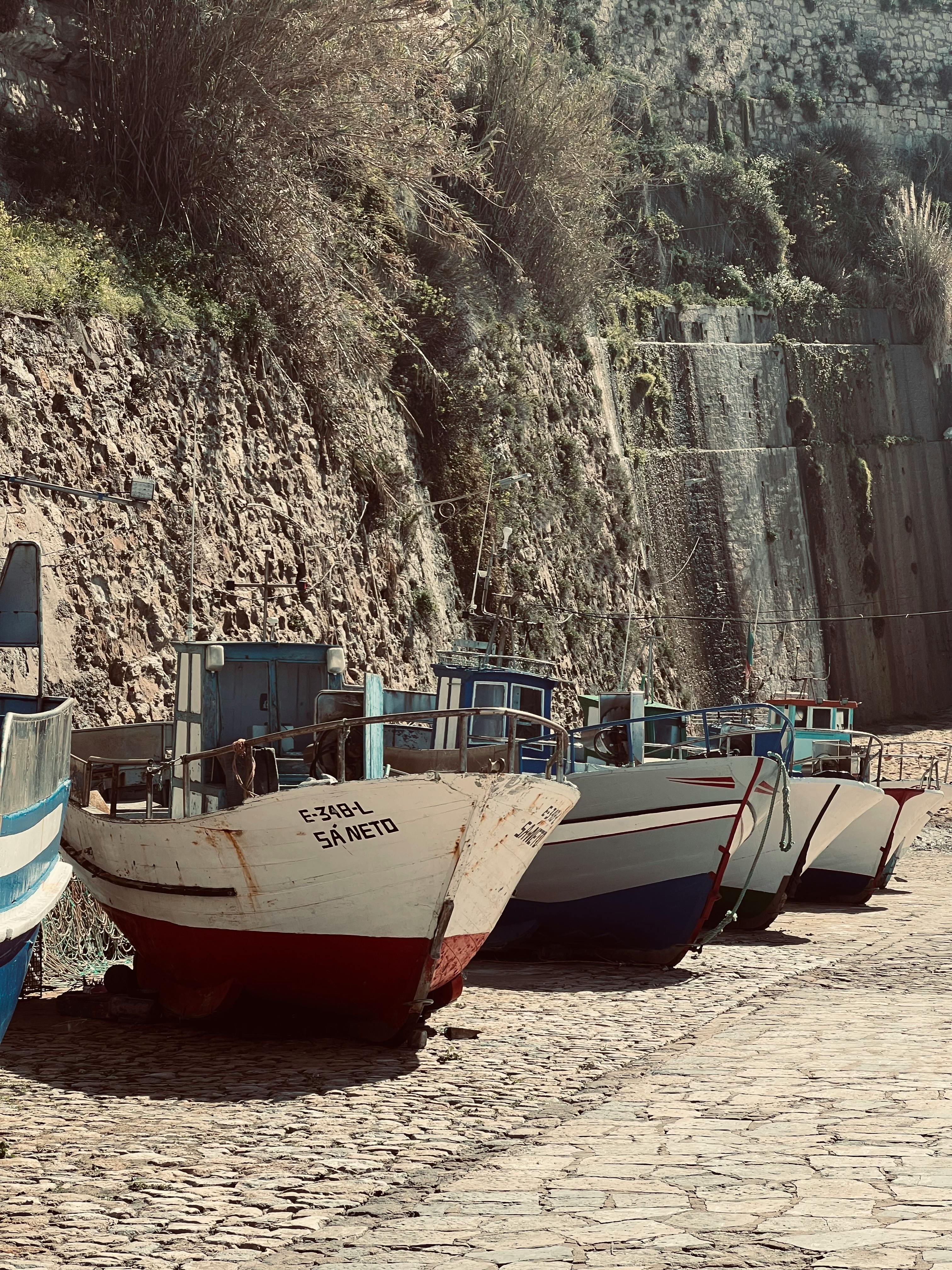 Barcos De Pesca Rústicos Atracados Em Caminho De Paralelepípedos · Foto ...