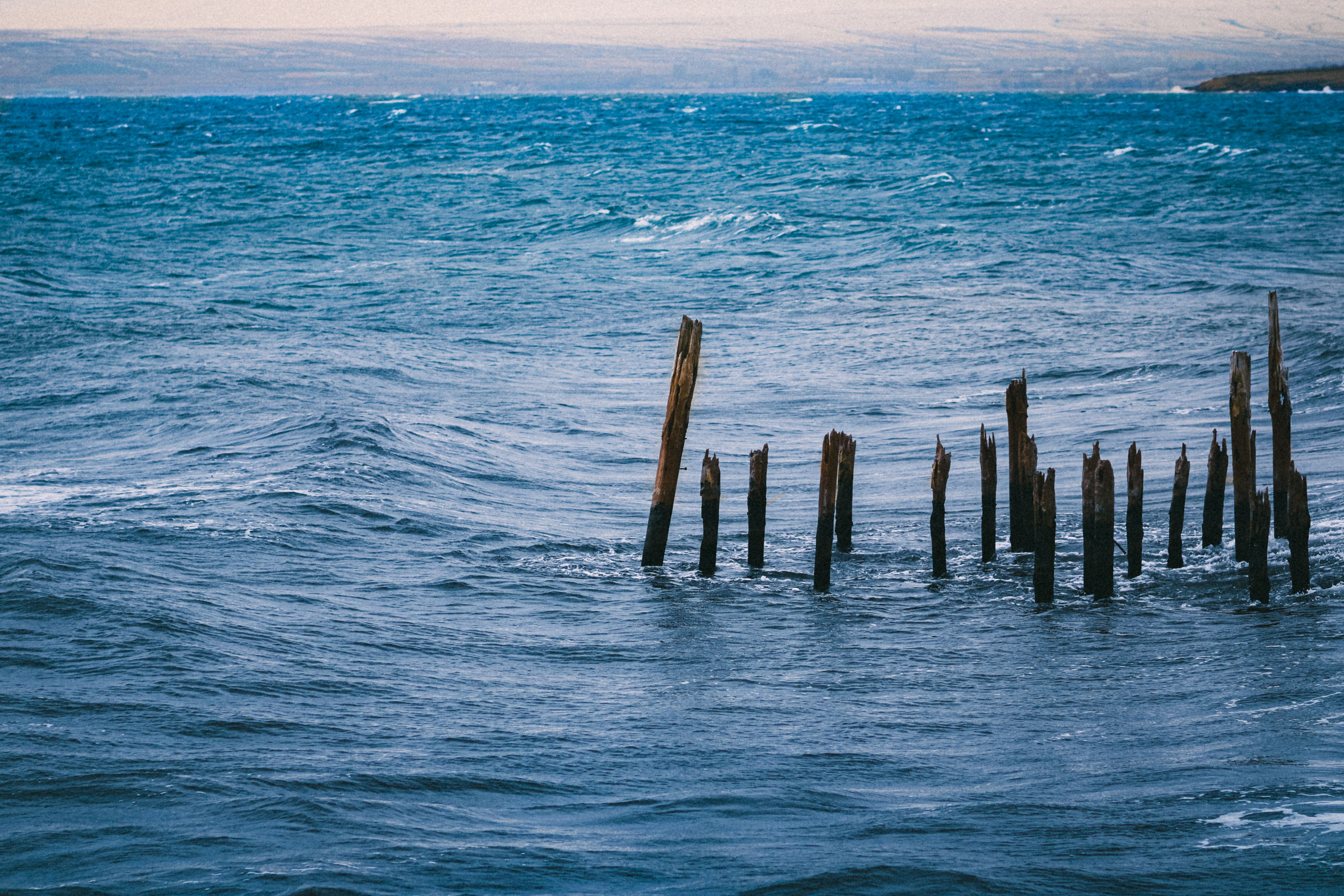 Pemandangan Laut Yang Tenang Dengan Tiang Kayu Yang Lapuk · Foto Stok ...