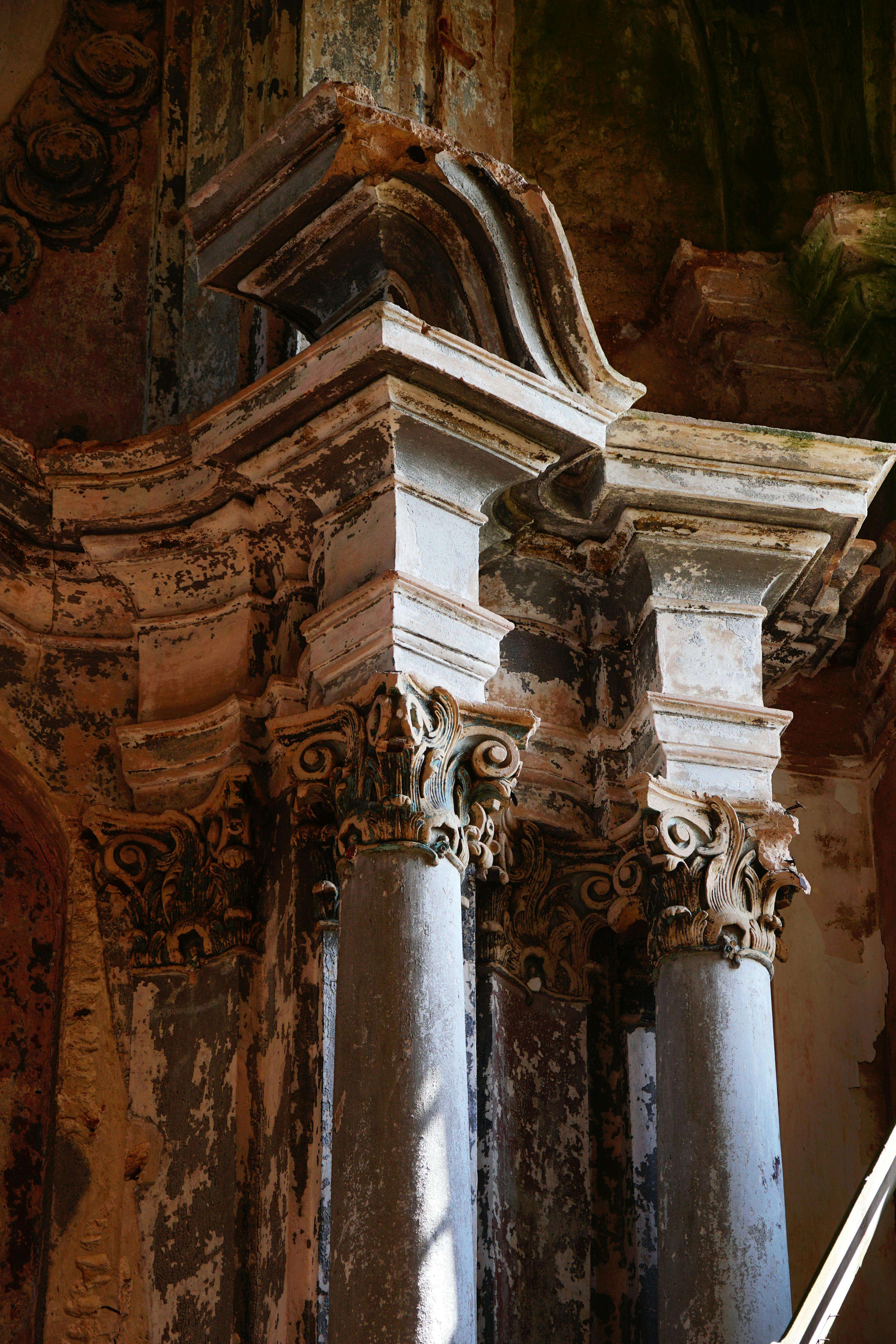 Detailed View of Classical Architectural Columns · Free Stock Photo