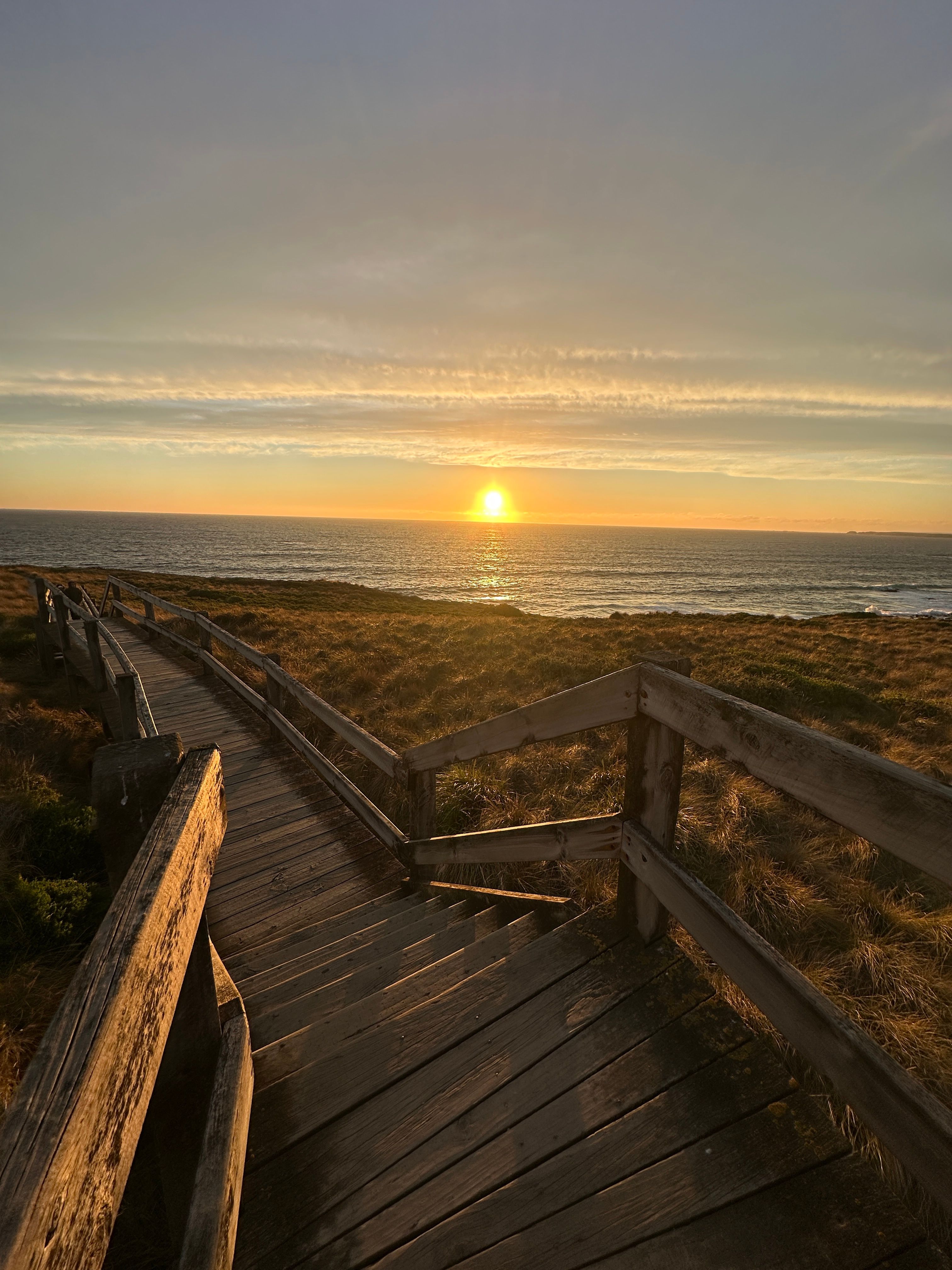 Atardecer Costero Panorámico Con Pasarela De Madera · Foto de stock ...