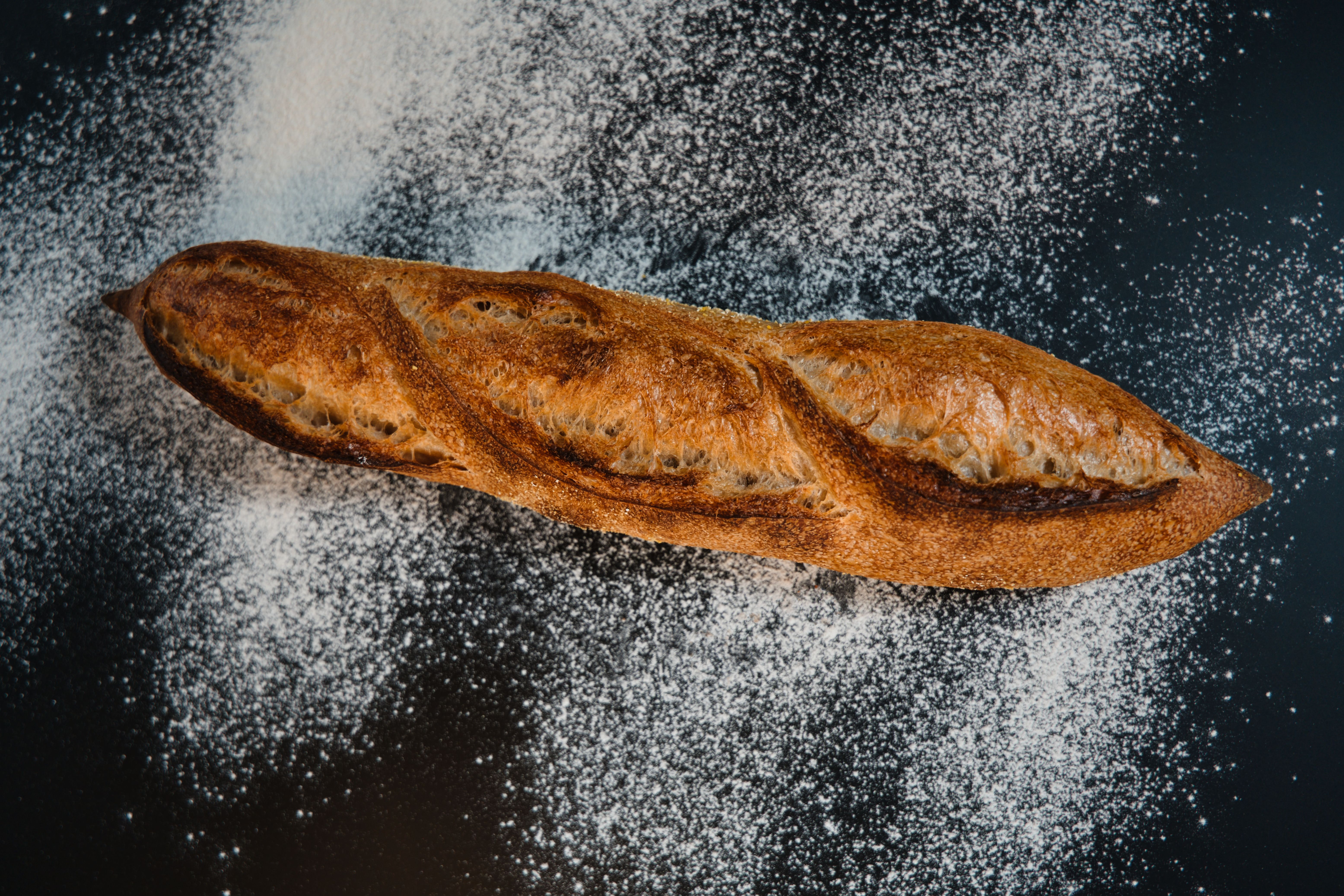 Pão Artesanal Fresco Em Superfície Enfarinhada · Foto profissional gratuita