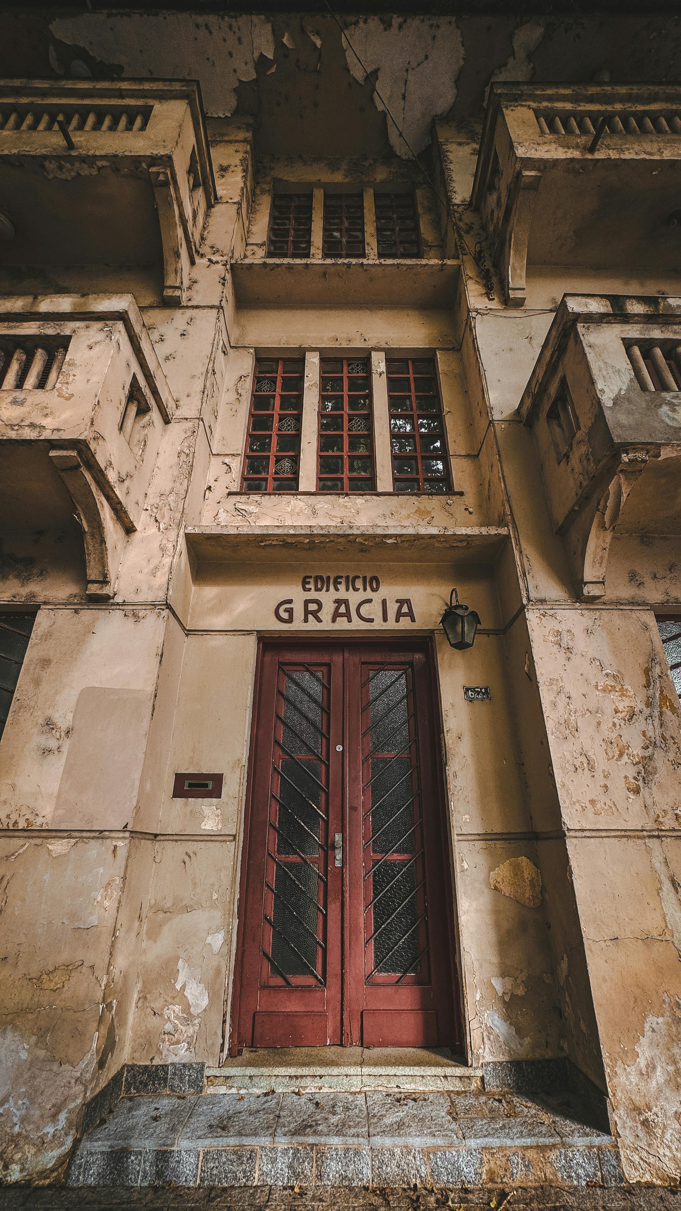 Historic Edificio Gracia with Weathered Facade · Free Stock Photo