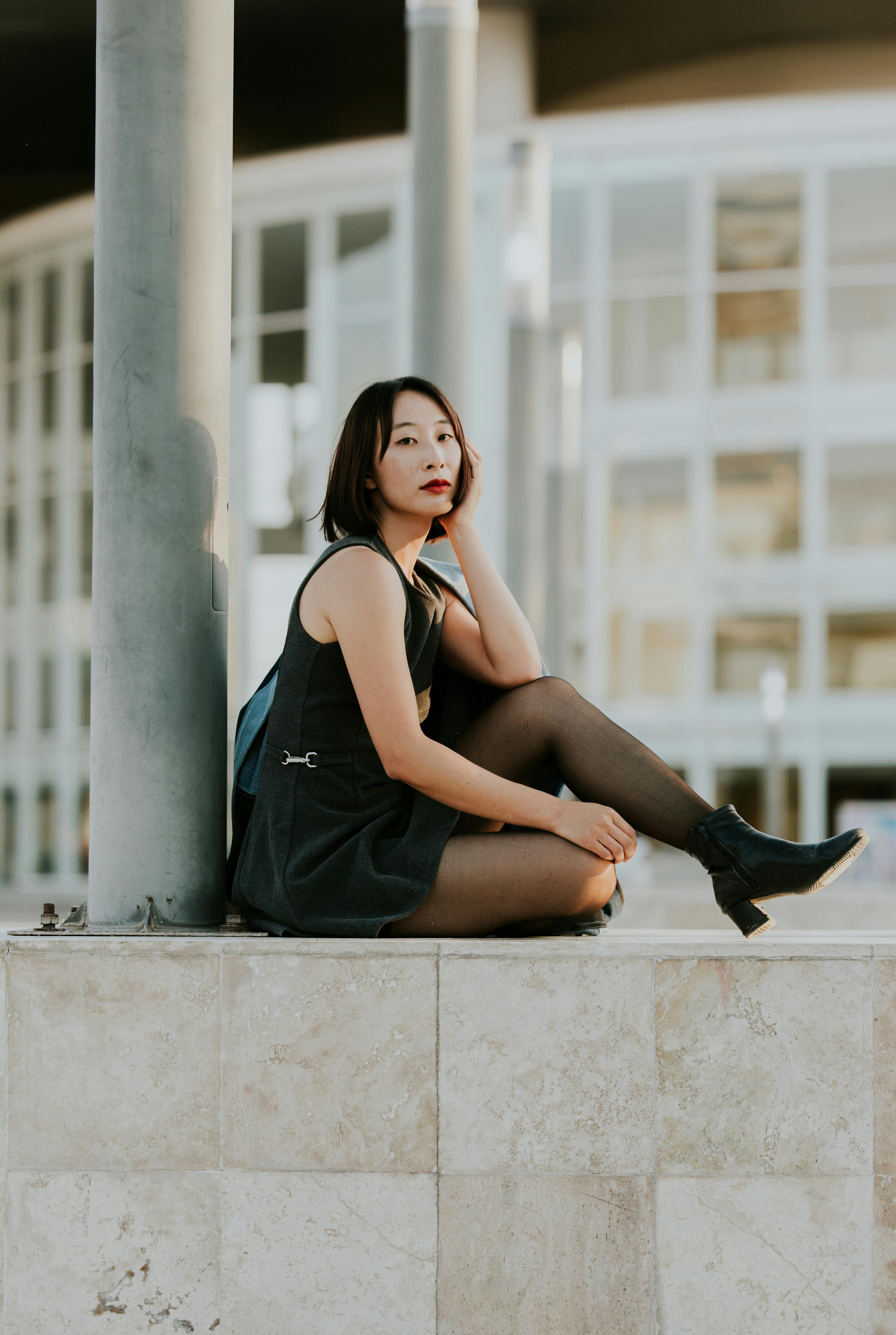 Mulher Elegante Posando Ao Ar Livre Em Ambiente Urbano · Foto profissional gratuita