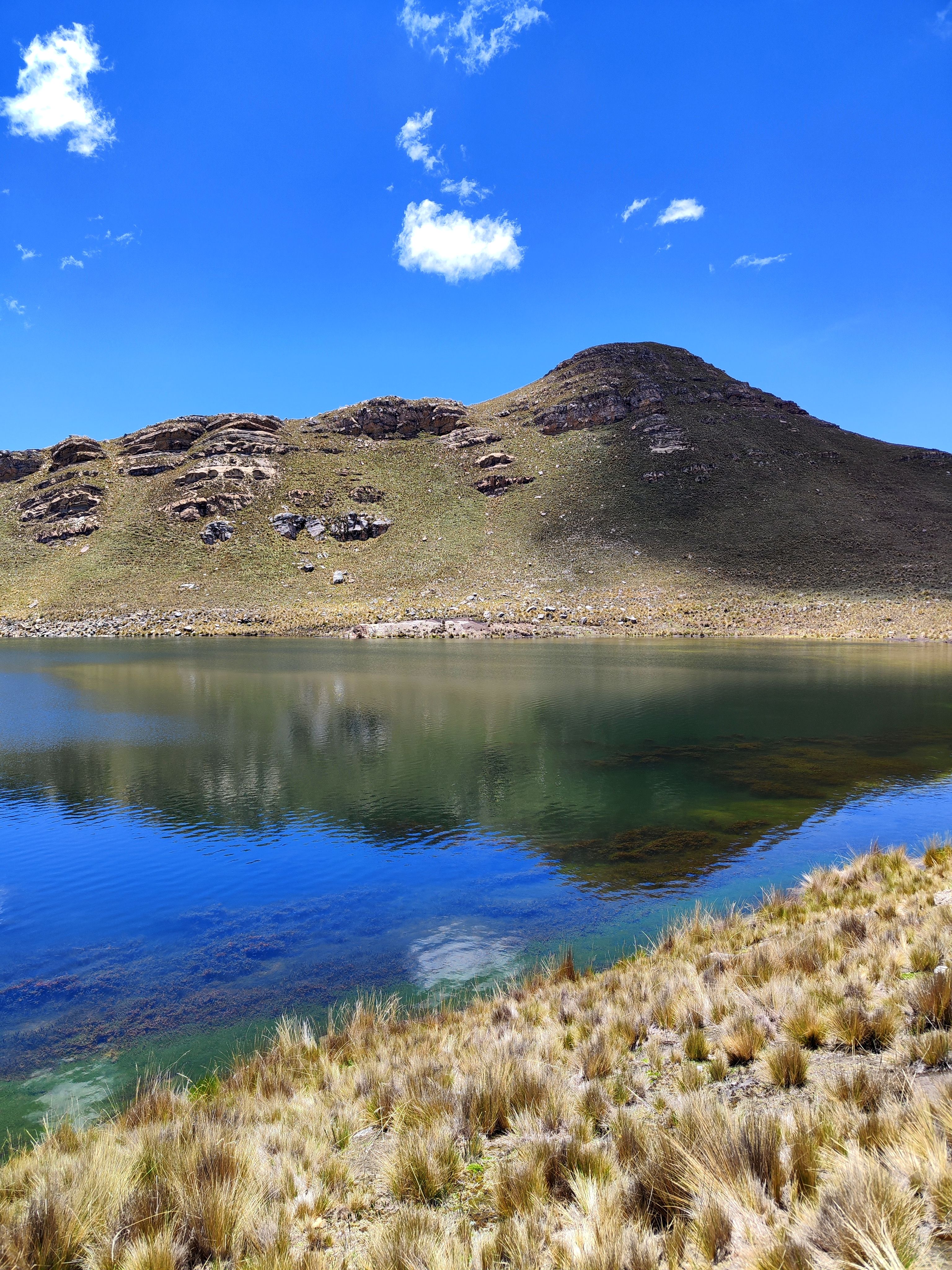 Serene Mountain Lake with Clear Reflection · Free Stock Photo