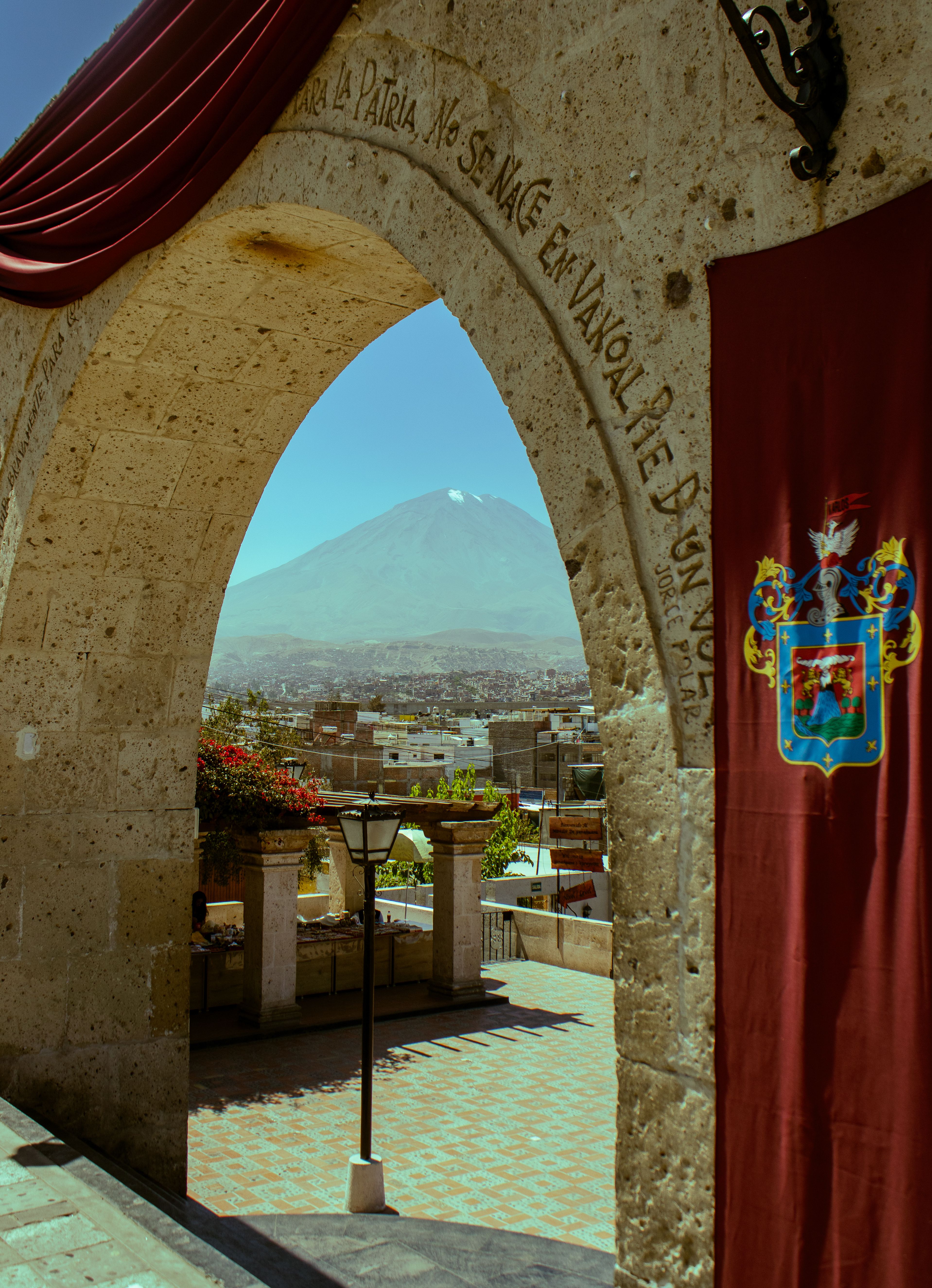 Lengkungan Indah Dengan Pemandangan Gunung Berapi Misti Di Arequipa ...