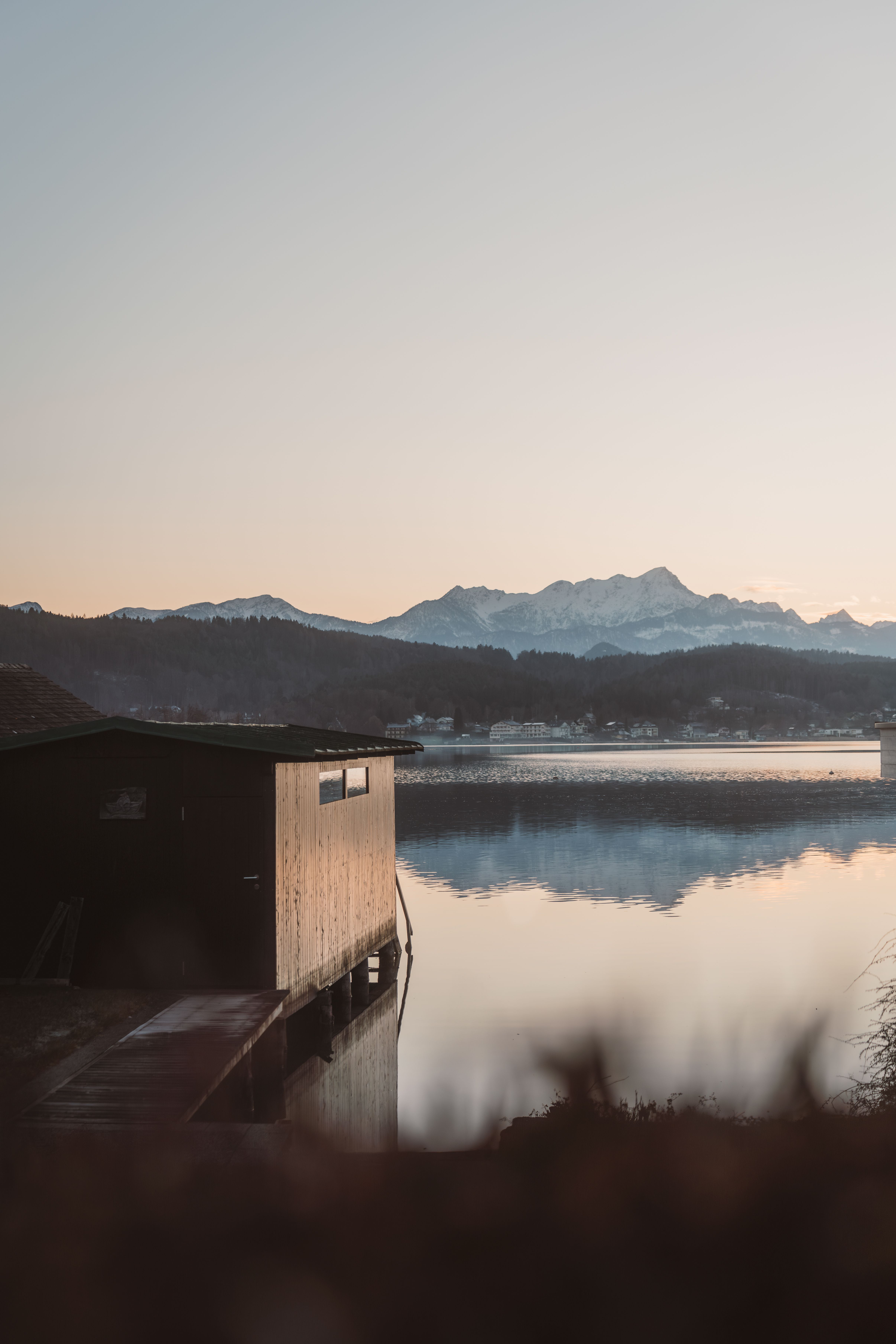 Early Morning Reflection on Mountain Lake · Free Stock Photo