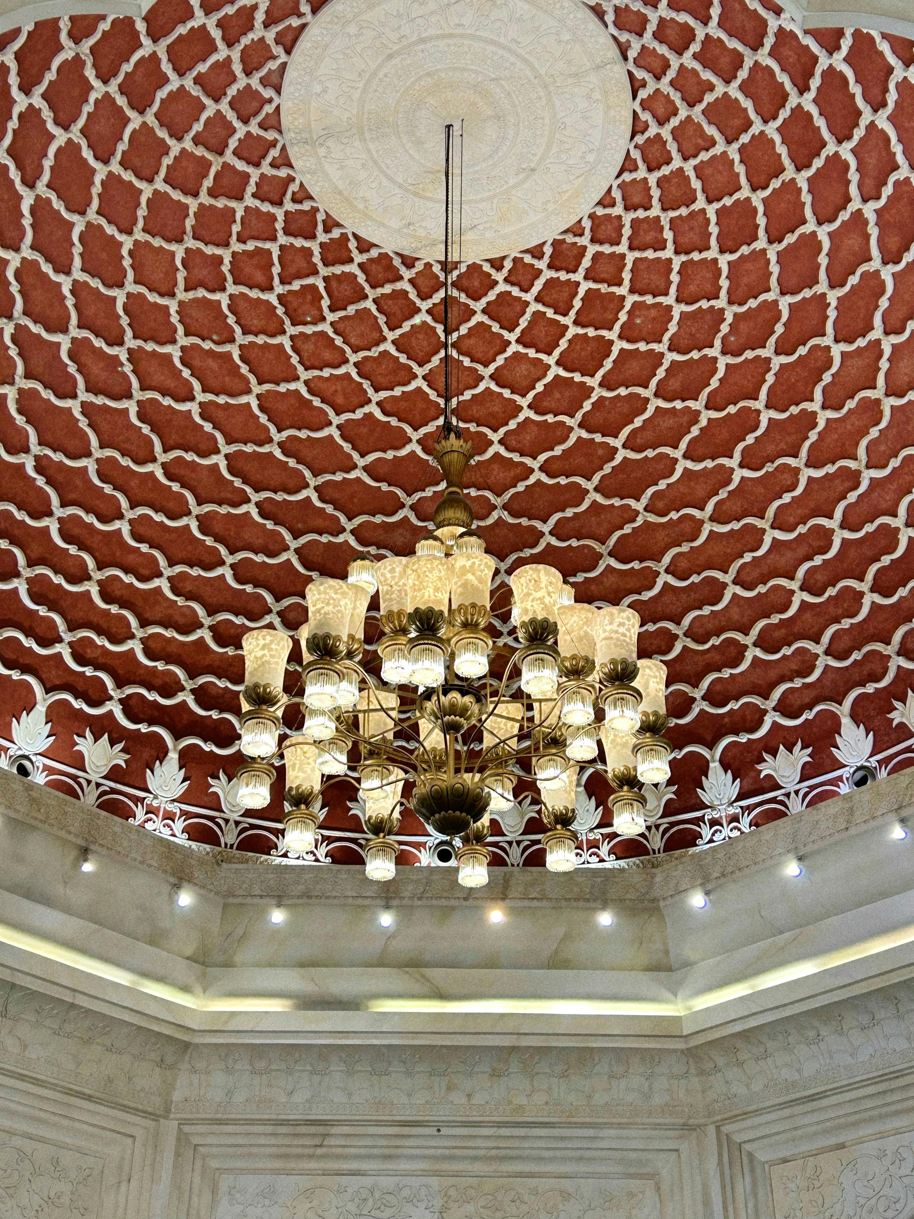 Lampu Gantung Rumit Di Bawah Langit Langit Kubah Merah Yang Berhias ...