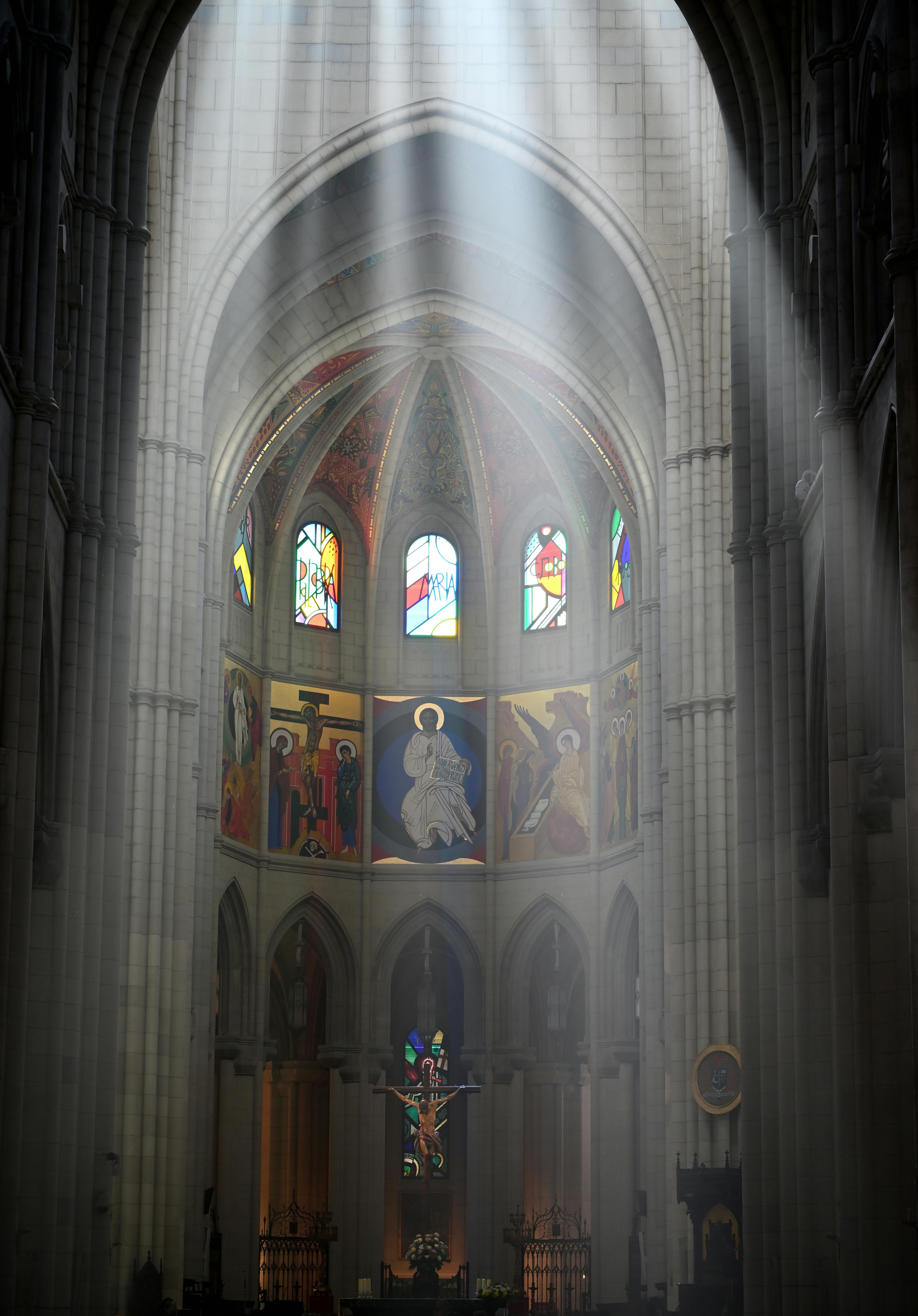A Cross With Rays Of Light Shining Photos, Download The BEST Free A ...