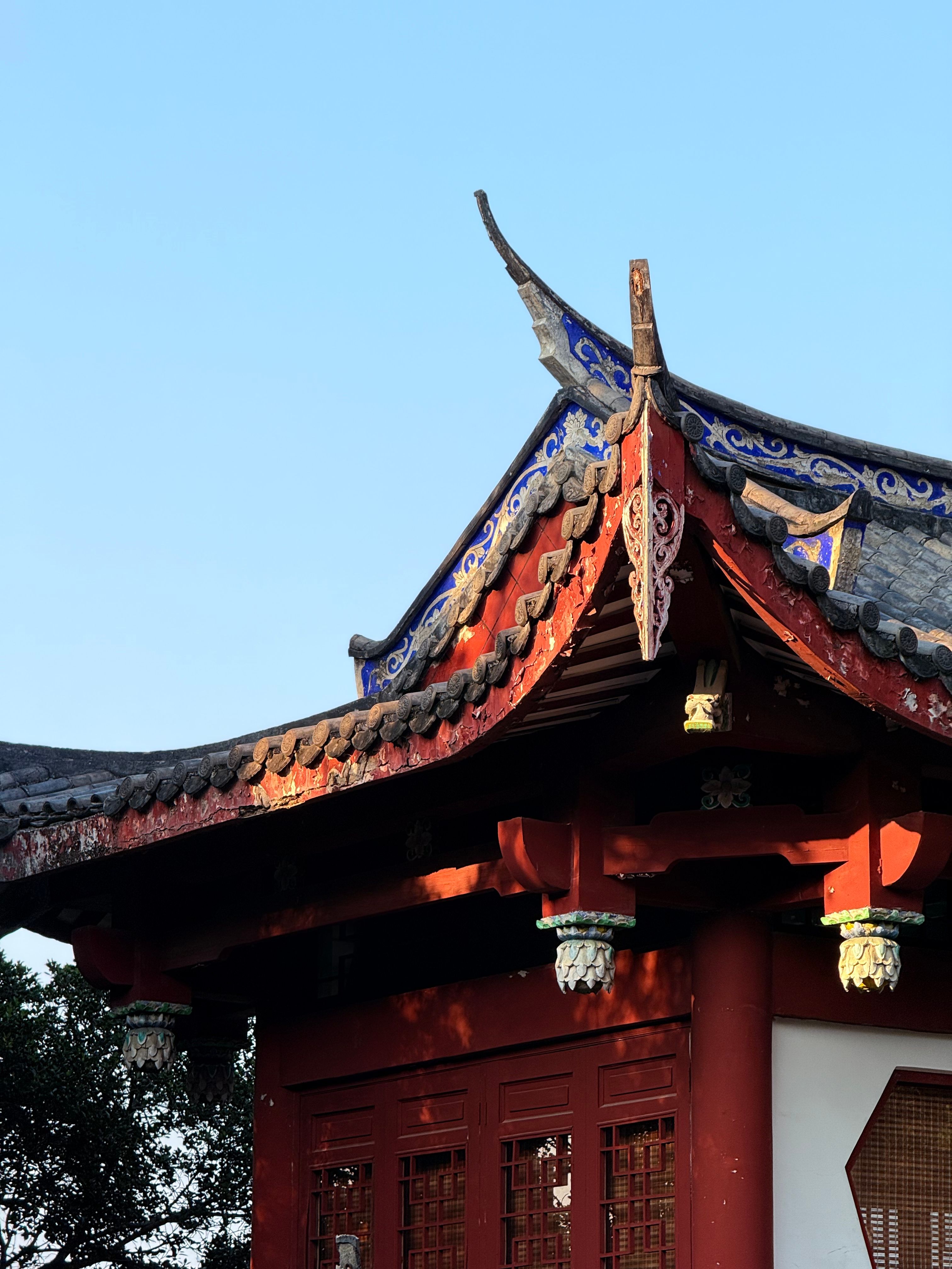 Traditional Asian Pagoda Roof in Sunlight · Free Stock Photo