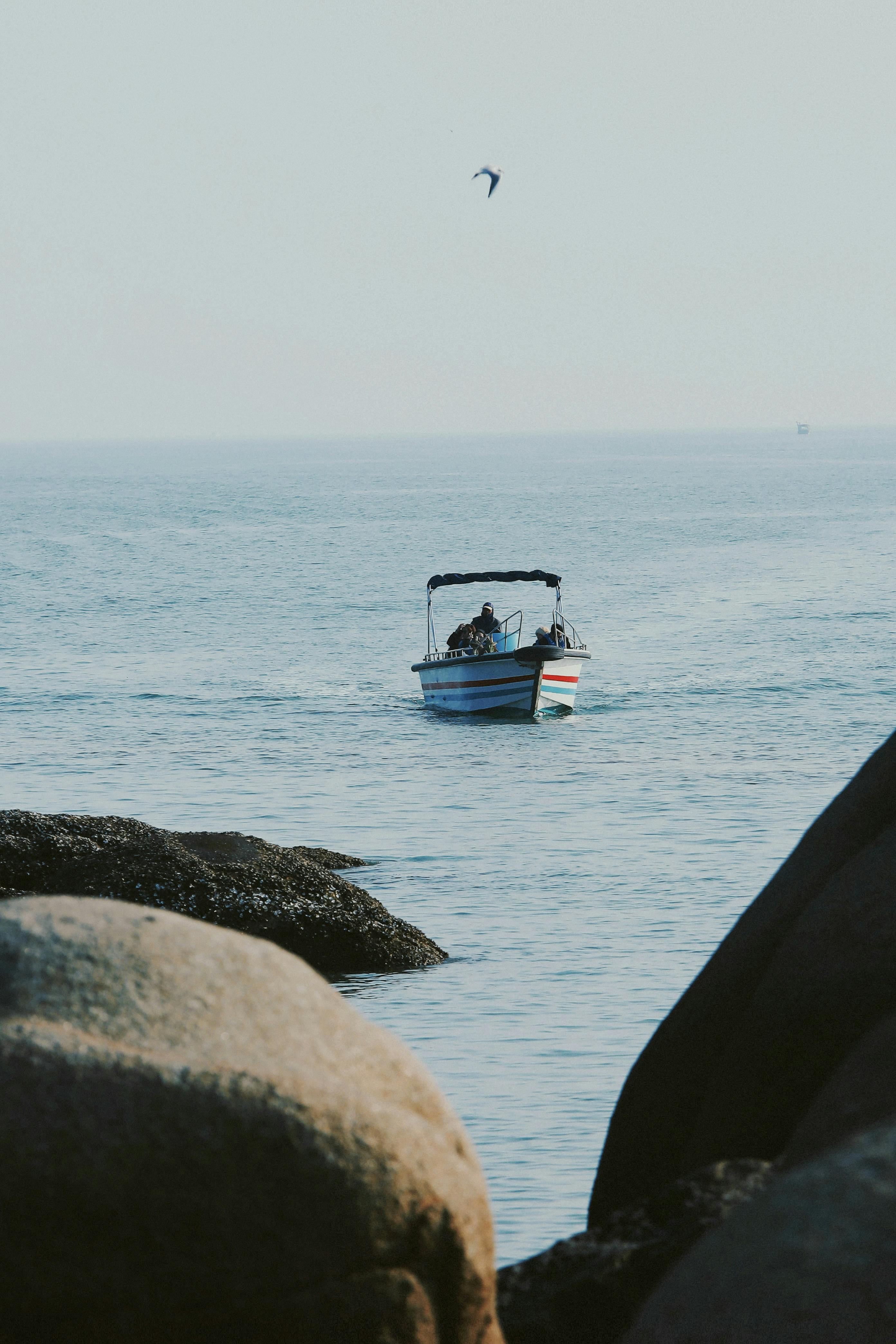 Un Tranquilo Paseo En Barco Por Un Mar En Calma Rodeado De Rocas · Foto ...
