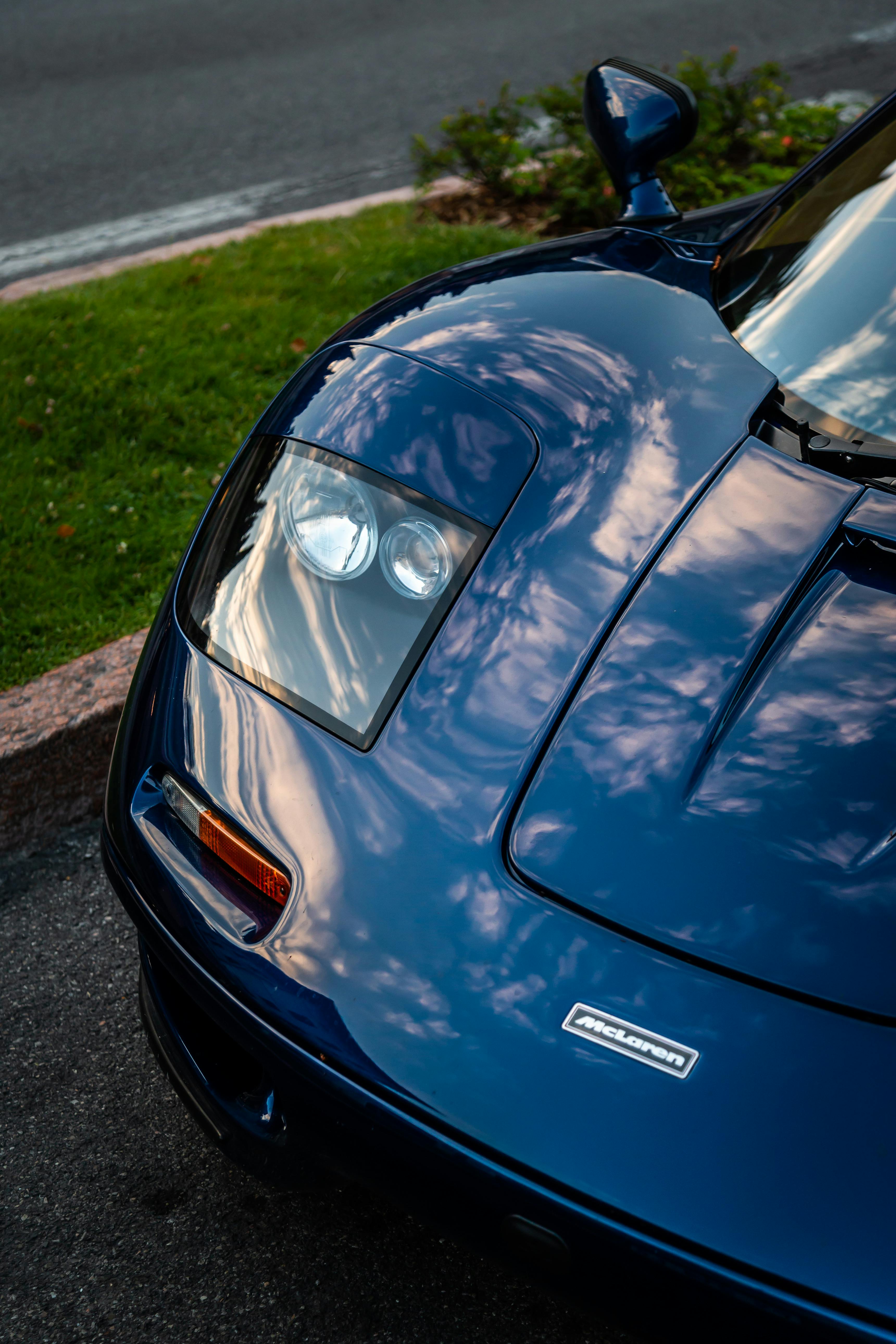 Sleek Blue McLaren F1 Supercar Close-Up · Free Stock Photo